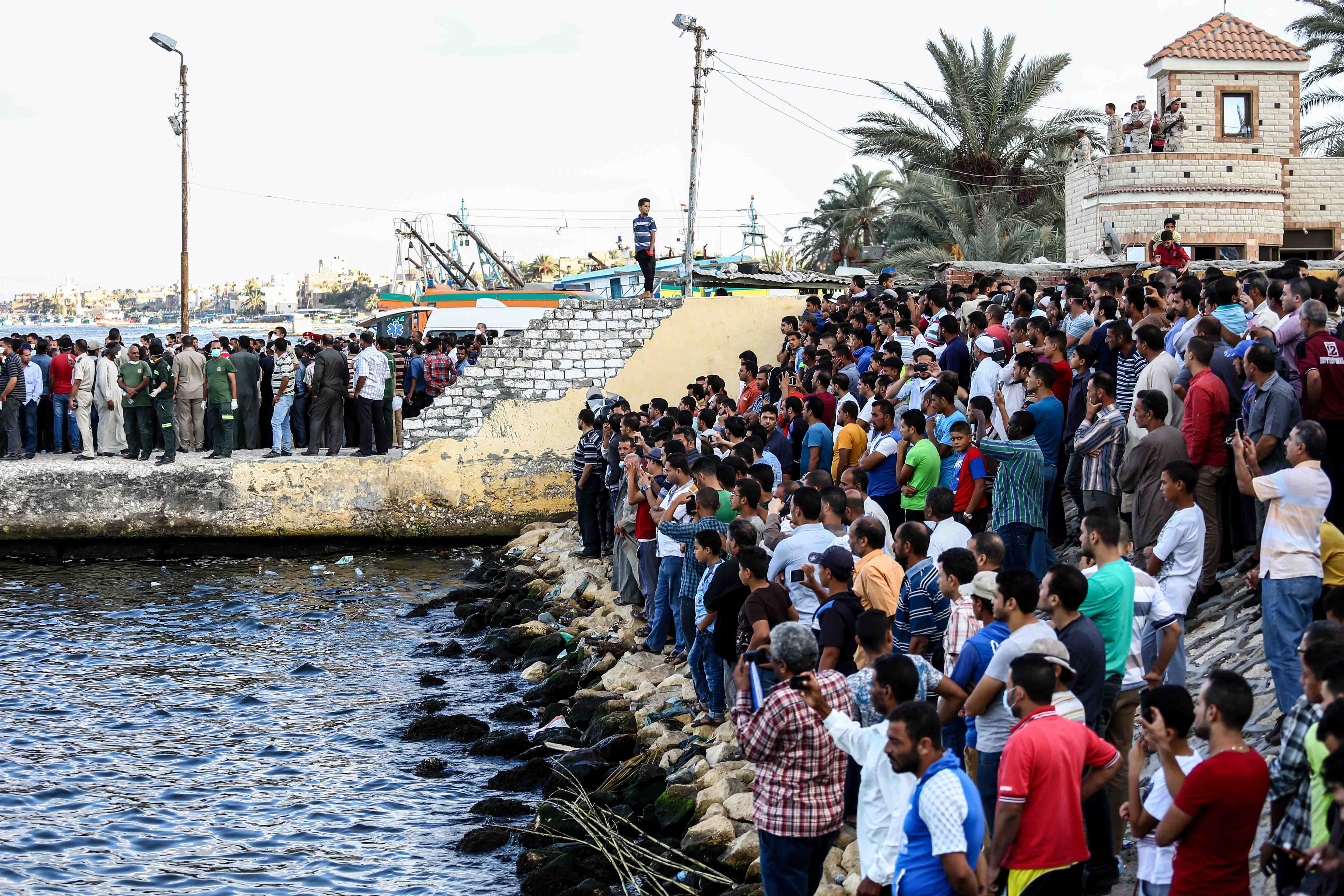 Photos: Migrant boat sinks off Egyptian coast – Middle East Monitor