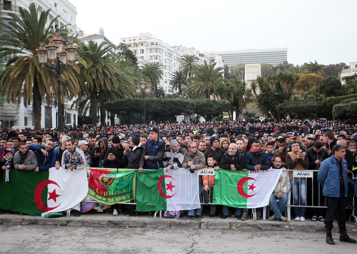 Algerian football fans cheer on their team – Middle East Monitor