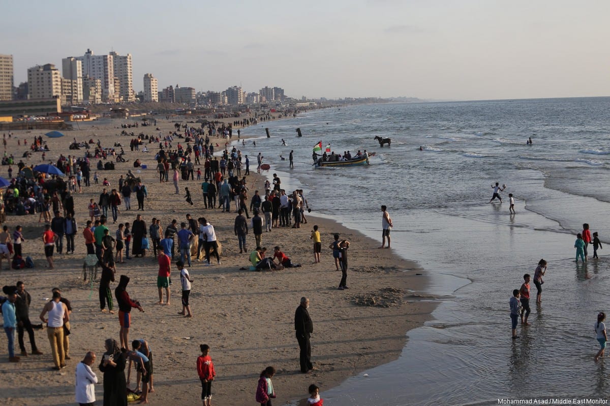 Palestinians in Gaza head to the coast – Middle East Monitor