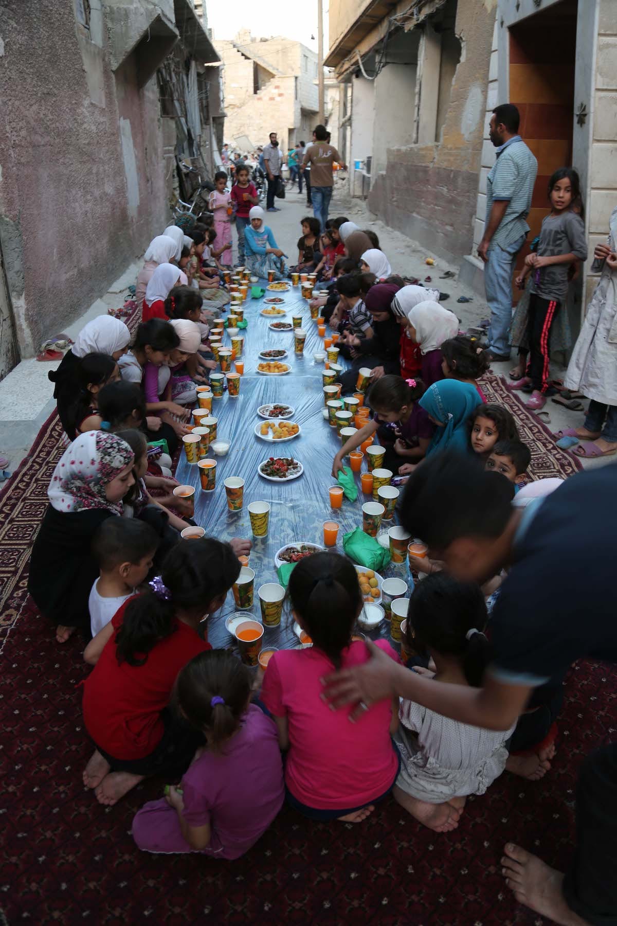 Syrians break their fast admist the rubble – Middle East Monitor