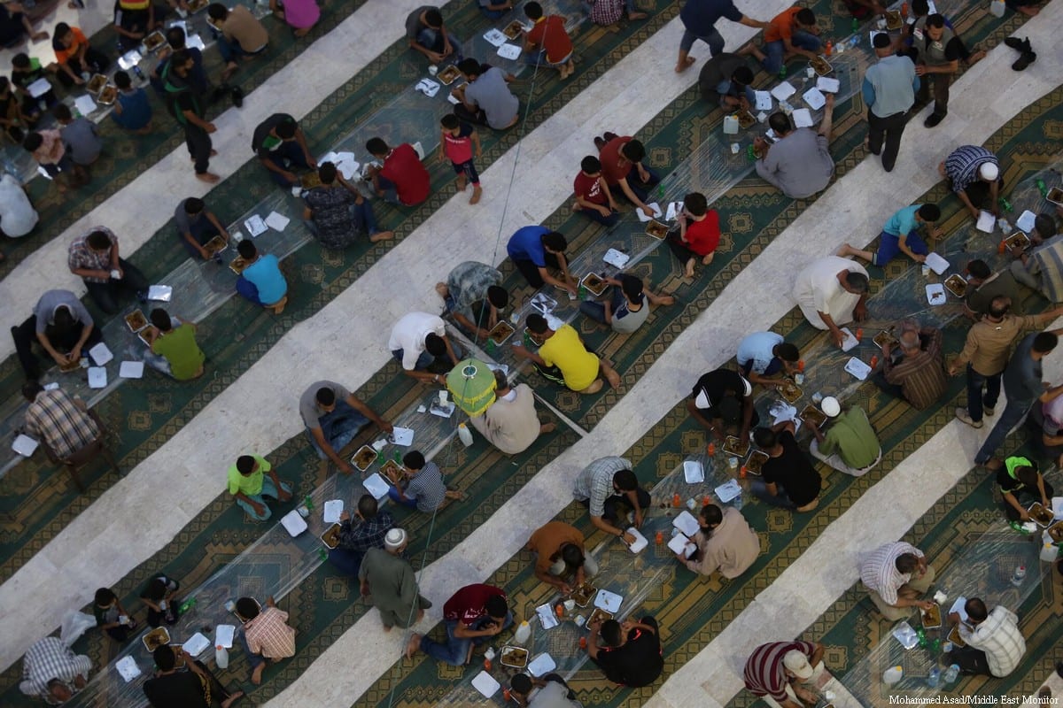Muslims break their fast at Sayed Al-Hashim Mosque in Gaza City ...