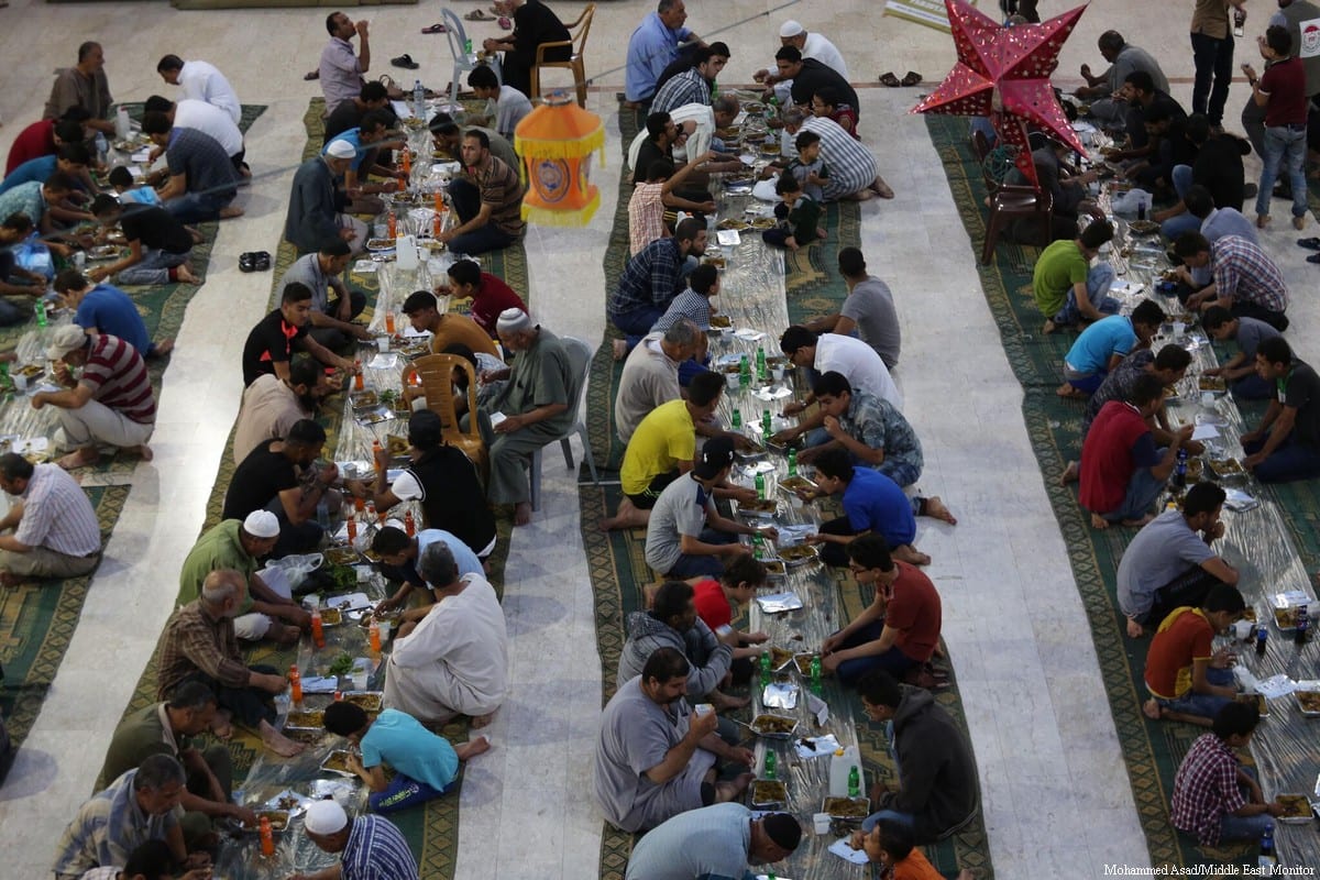 Muslims break their fast at Sayed Al-Hashim Mosque in Gaza City ...