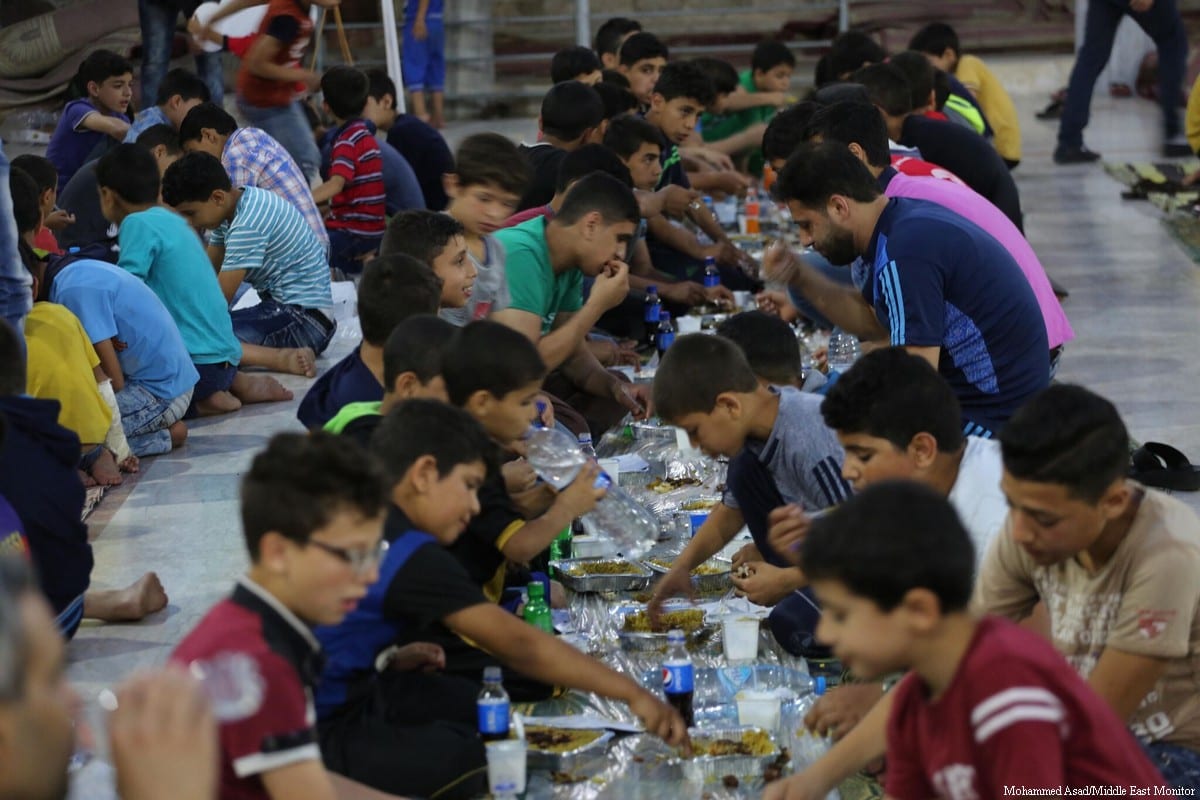 Muslims break their fast at Sayed Al-Hashim Mosque in Gaza City ...