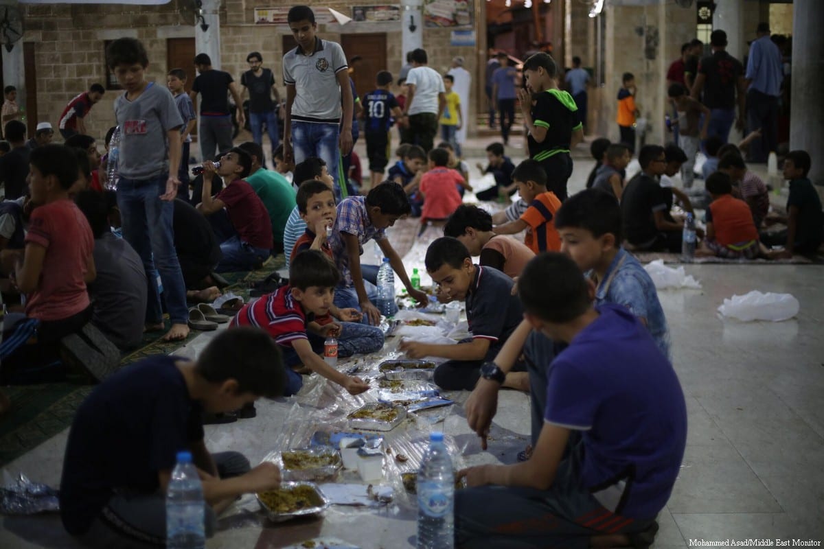 Muslims break their fast at Sayed Al-Hashim Mosque in Gaza City ...