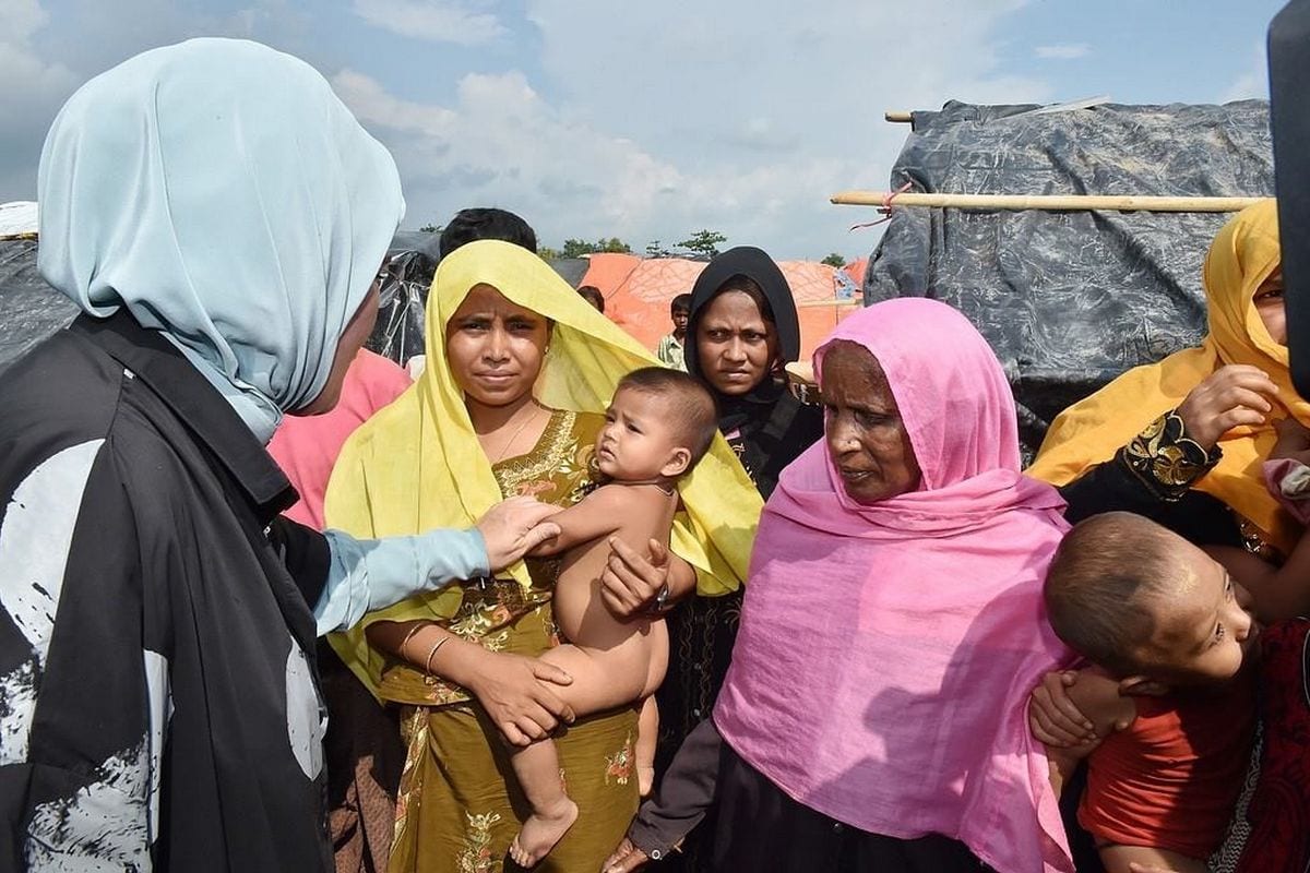 Turkey’s first lady distributes aid at Rohingya camp – Middle East Monitor