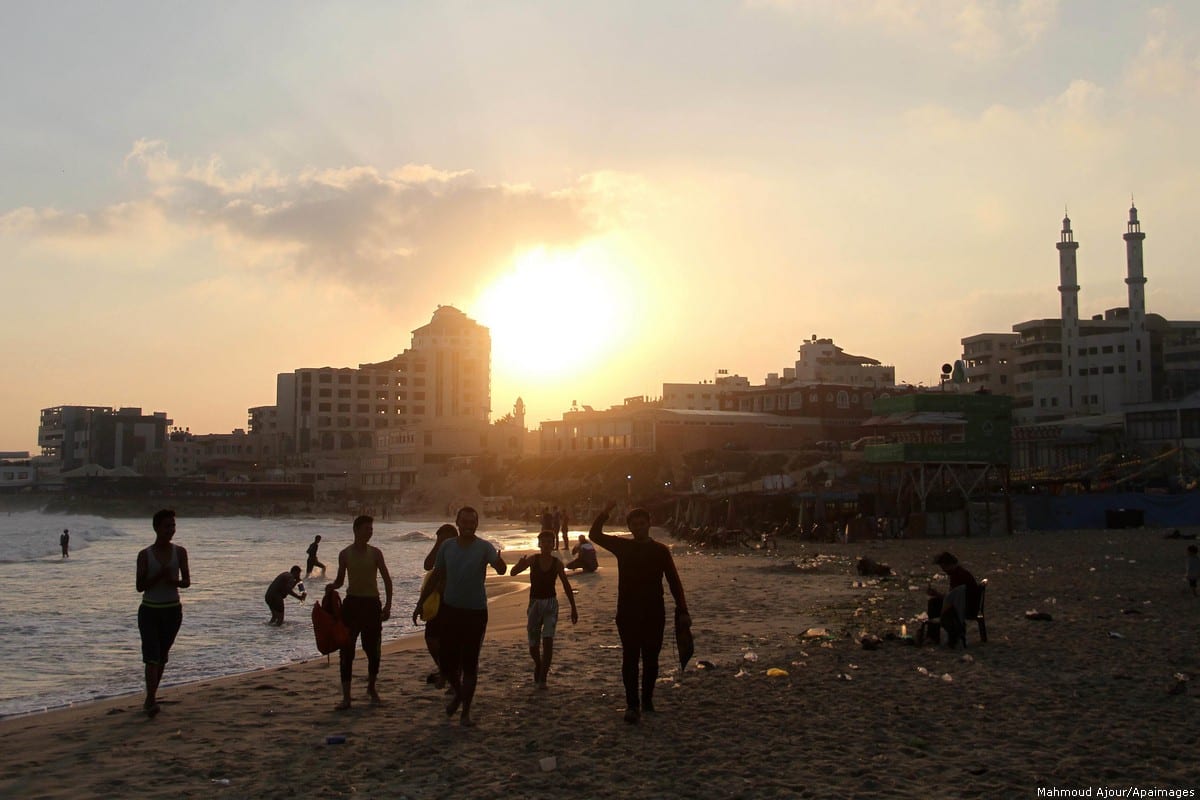 Gazans enjoy a day at the beach – Middle East Monitor