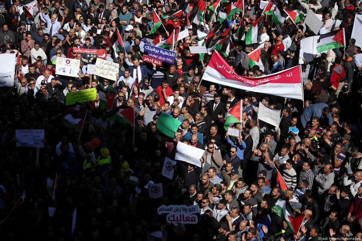 Palestinians protest against new income tax laws – Middle East Monitor