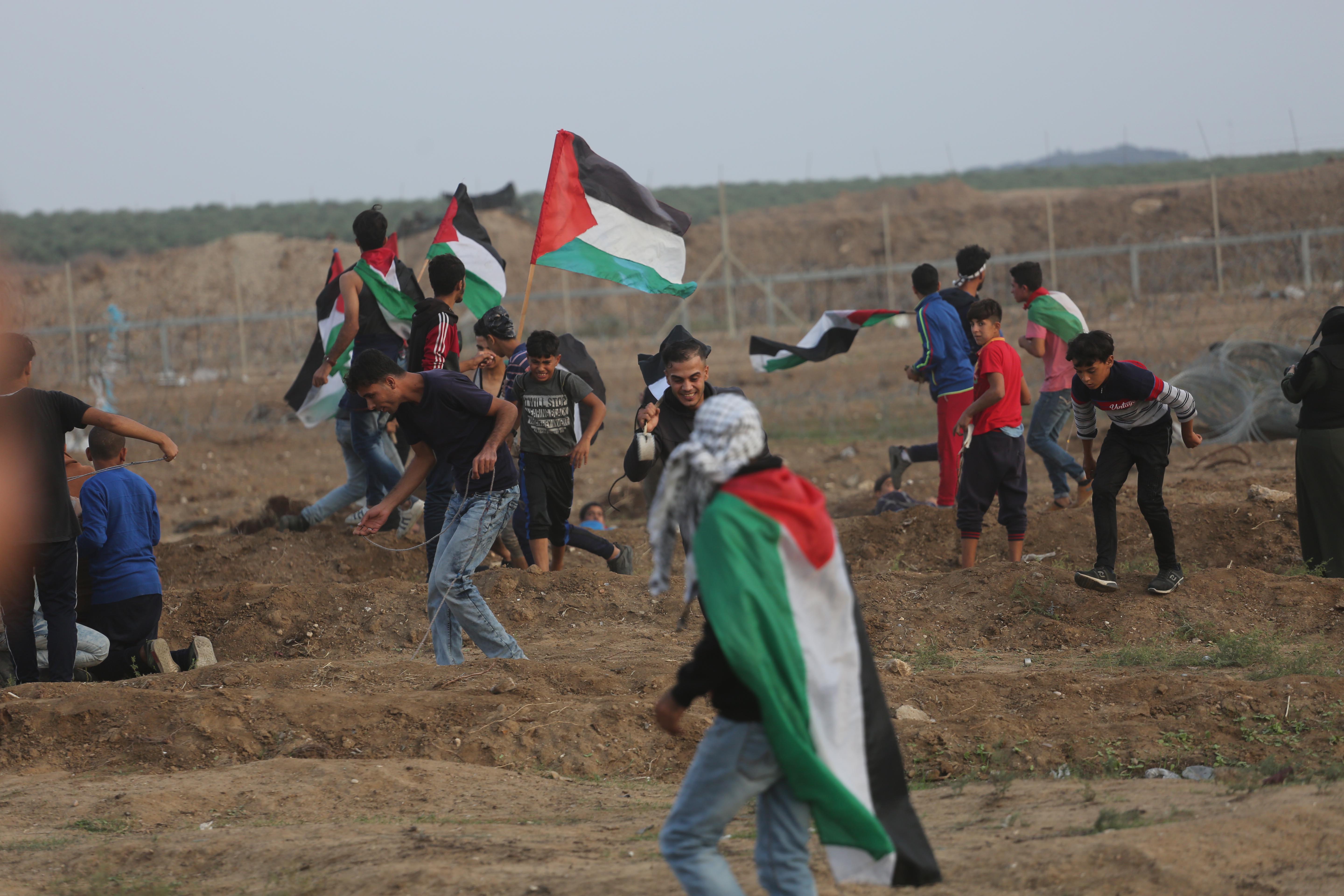 Dozens injured in 33rd week of Gaza protests – Middle East Monitor