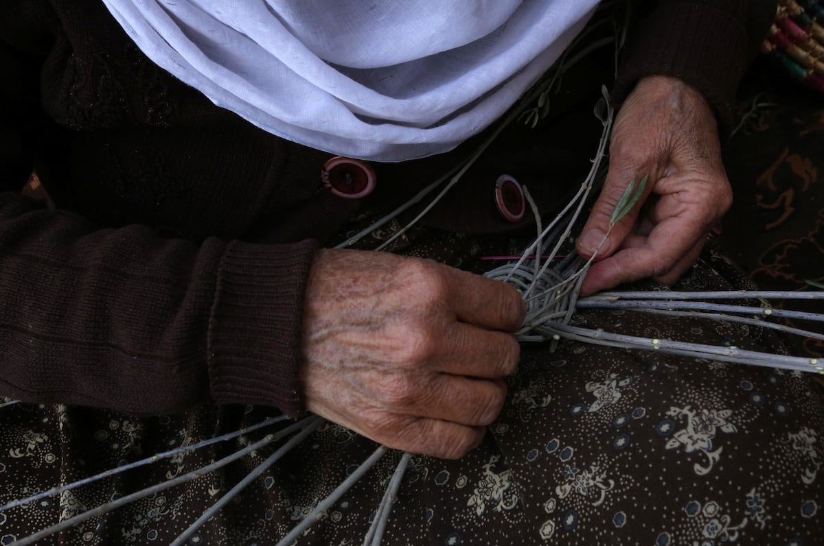 A Palestinian basket maker – Middle East Monitor