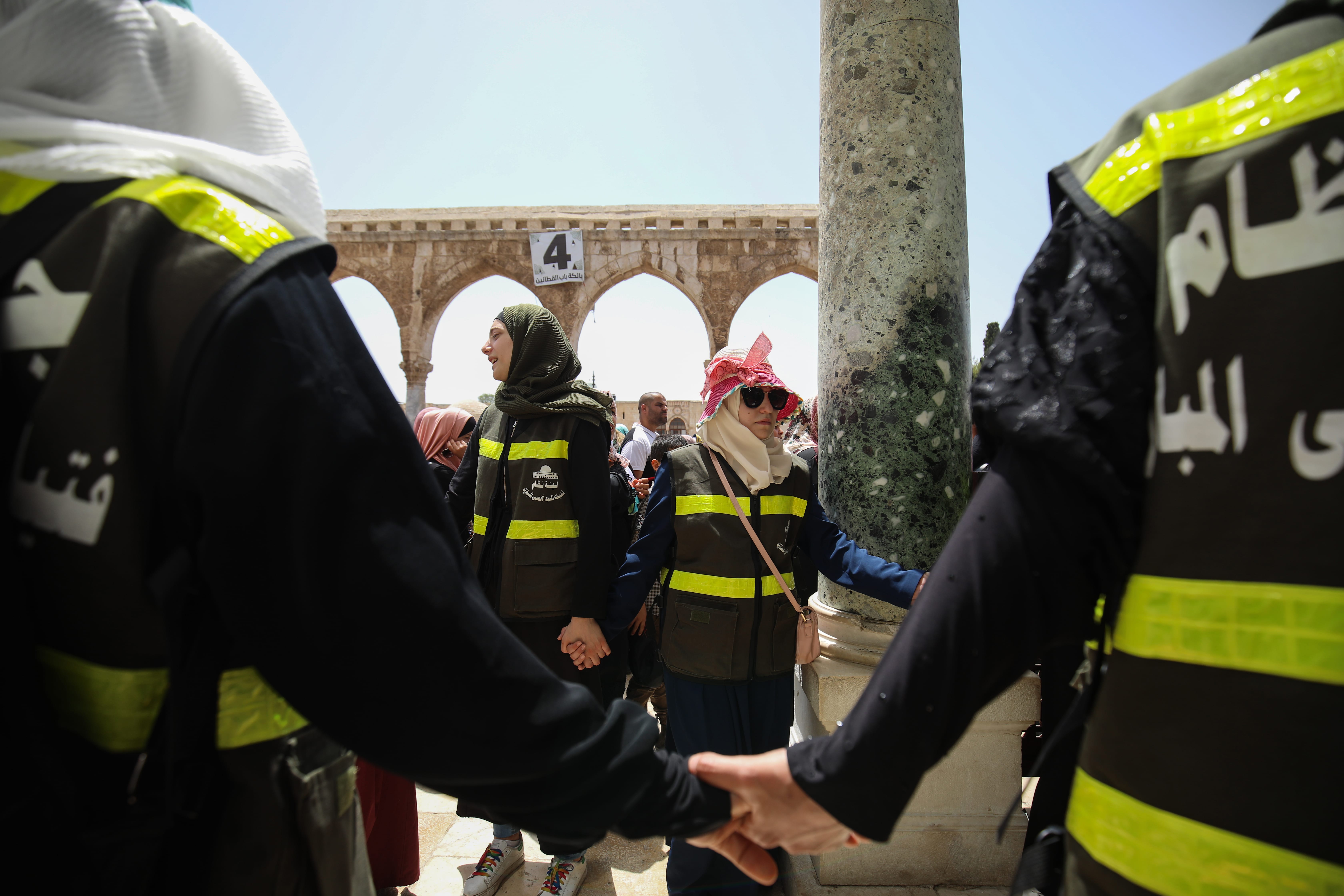 Volunteer women guard Al-Aqsa Mosque during Ramadan – Middle East Monitor