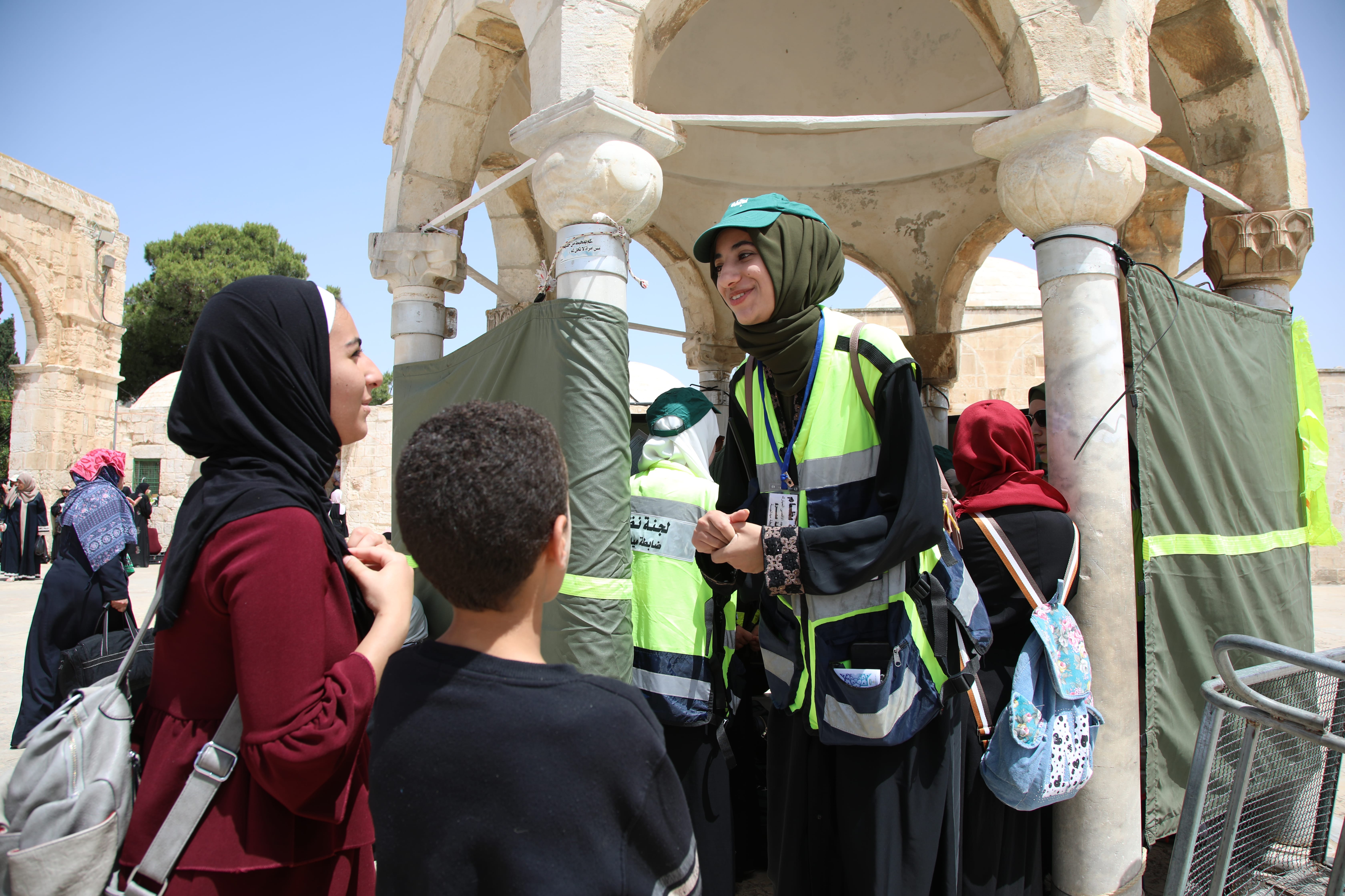 Volunteer women guard Al-Aqsa Mosque during Ramadan – Middle East Monitor