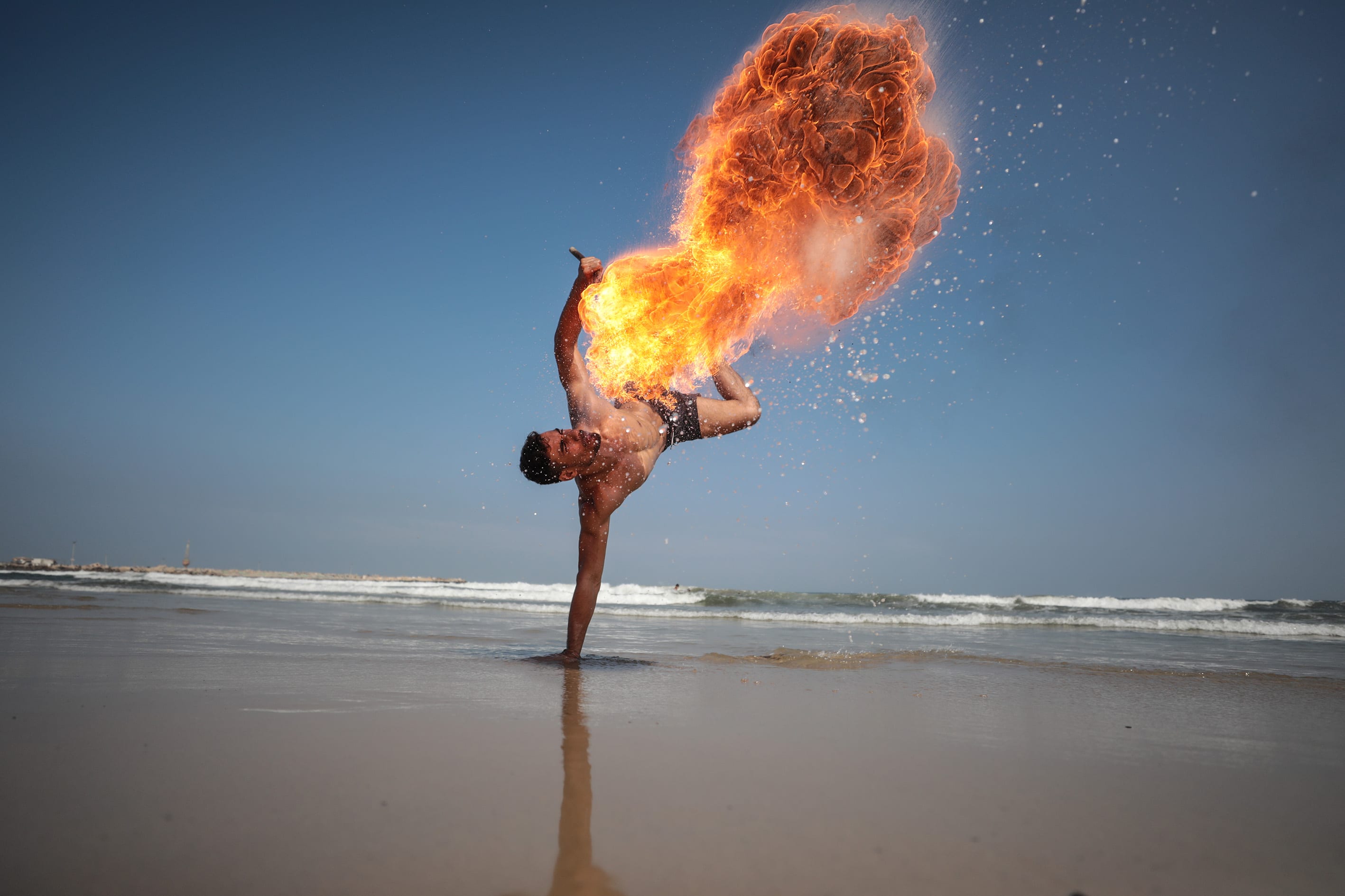 Palestinian fire spitting artists in Gaza – Middle East Monitor