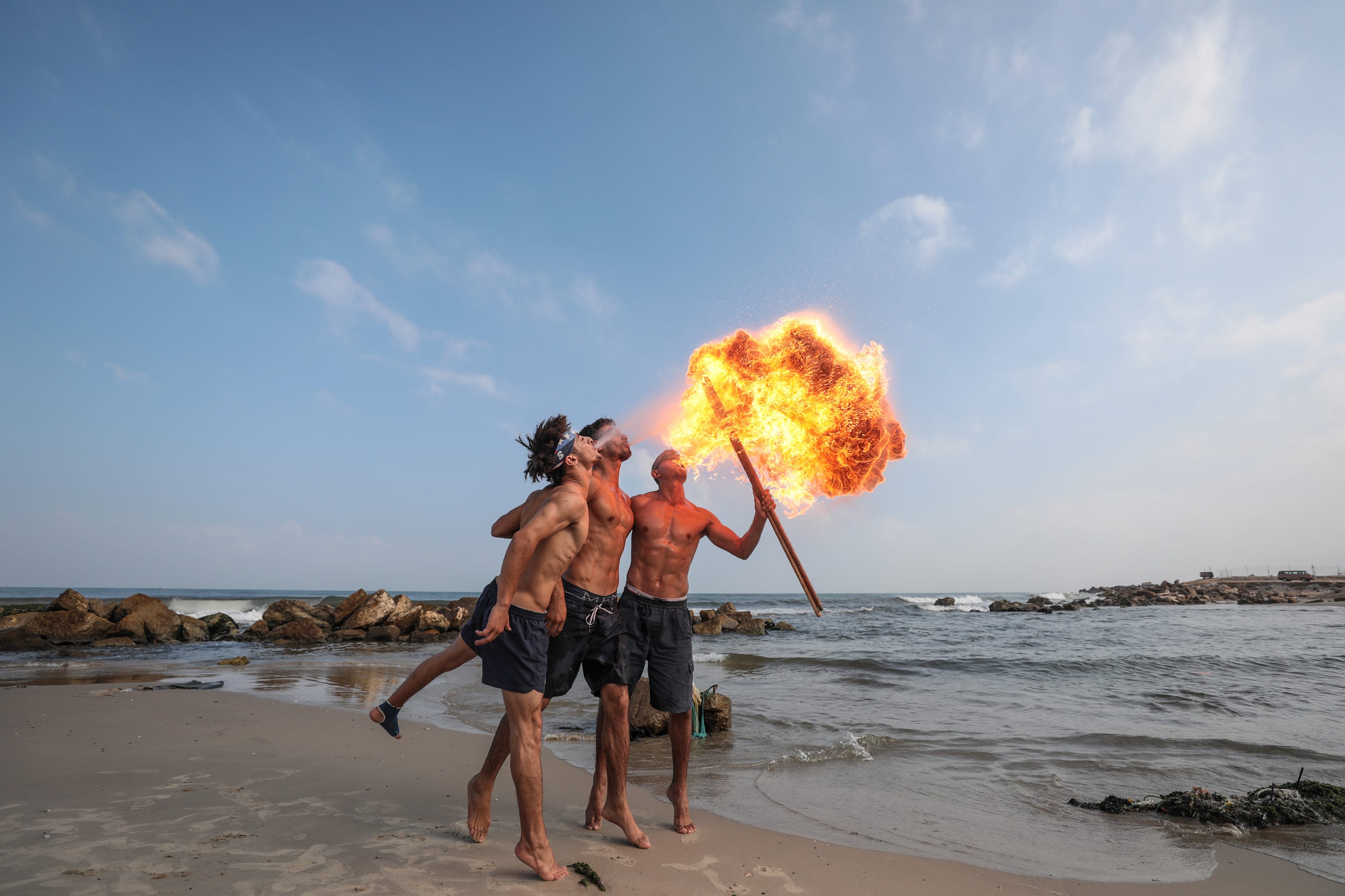 Palestinian fire spitting artists in Gaza – Middle East Monitor