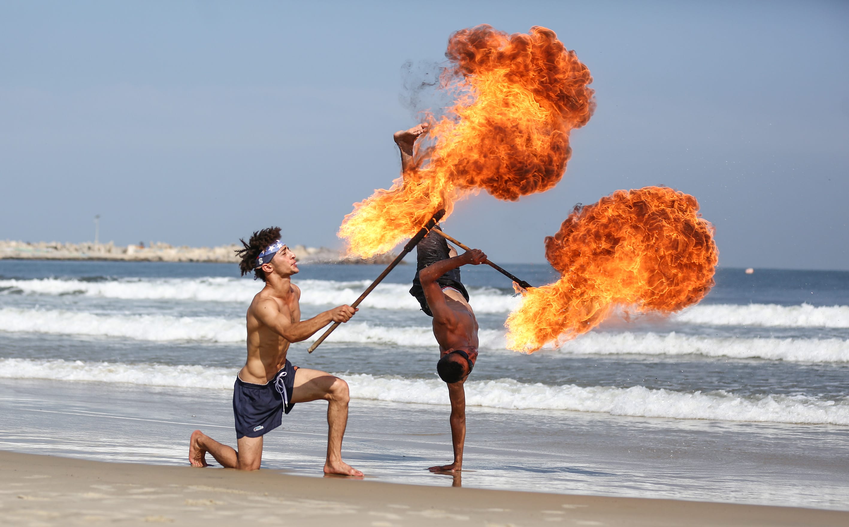 Palestinian fire spitting artists in Gaza – Middle East Monitor