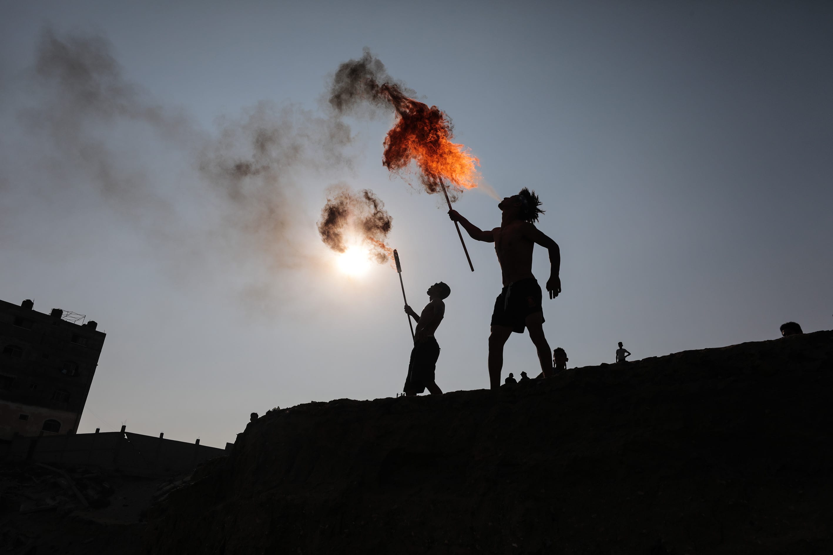 Palestinian fire spitting artists in Gaza – Middle East Monitor