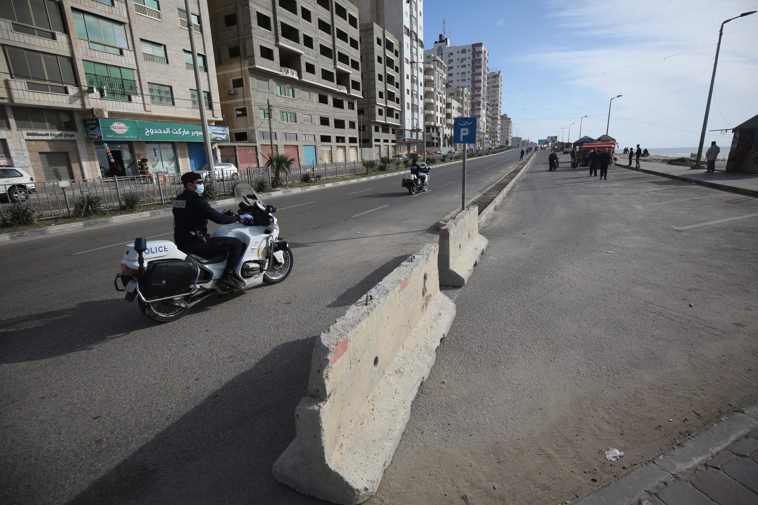 Gaza police stop cars parking along the beach to reduce public ...
