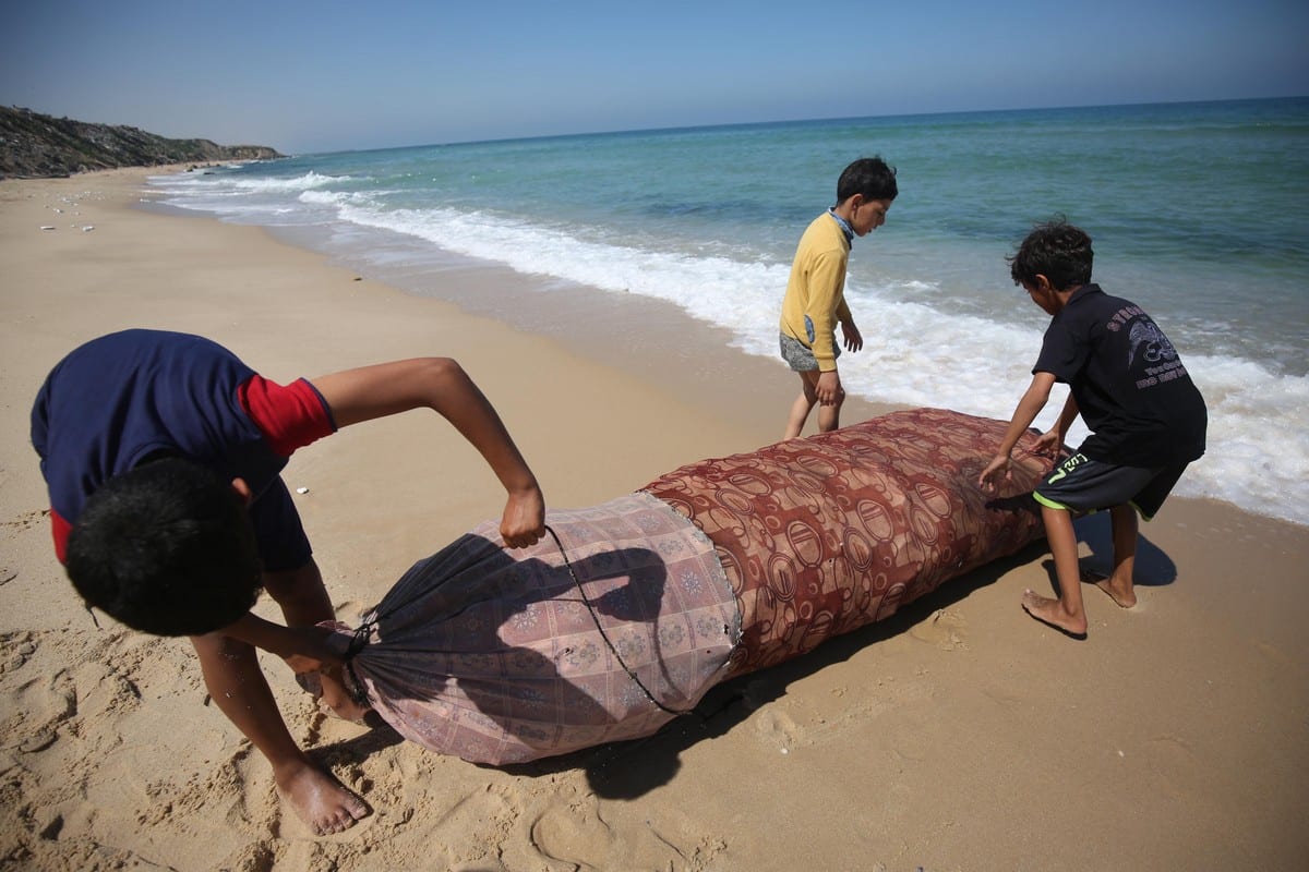 Children cool down and stay afloat in Gaza – Middle East Monitor