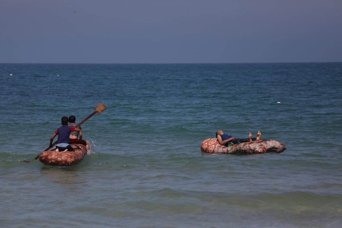 Children cool down and stay afloat in Gaza – Middle East Monitor