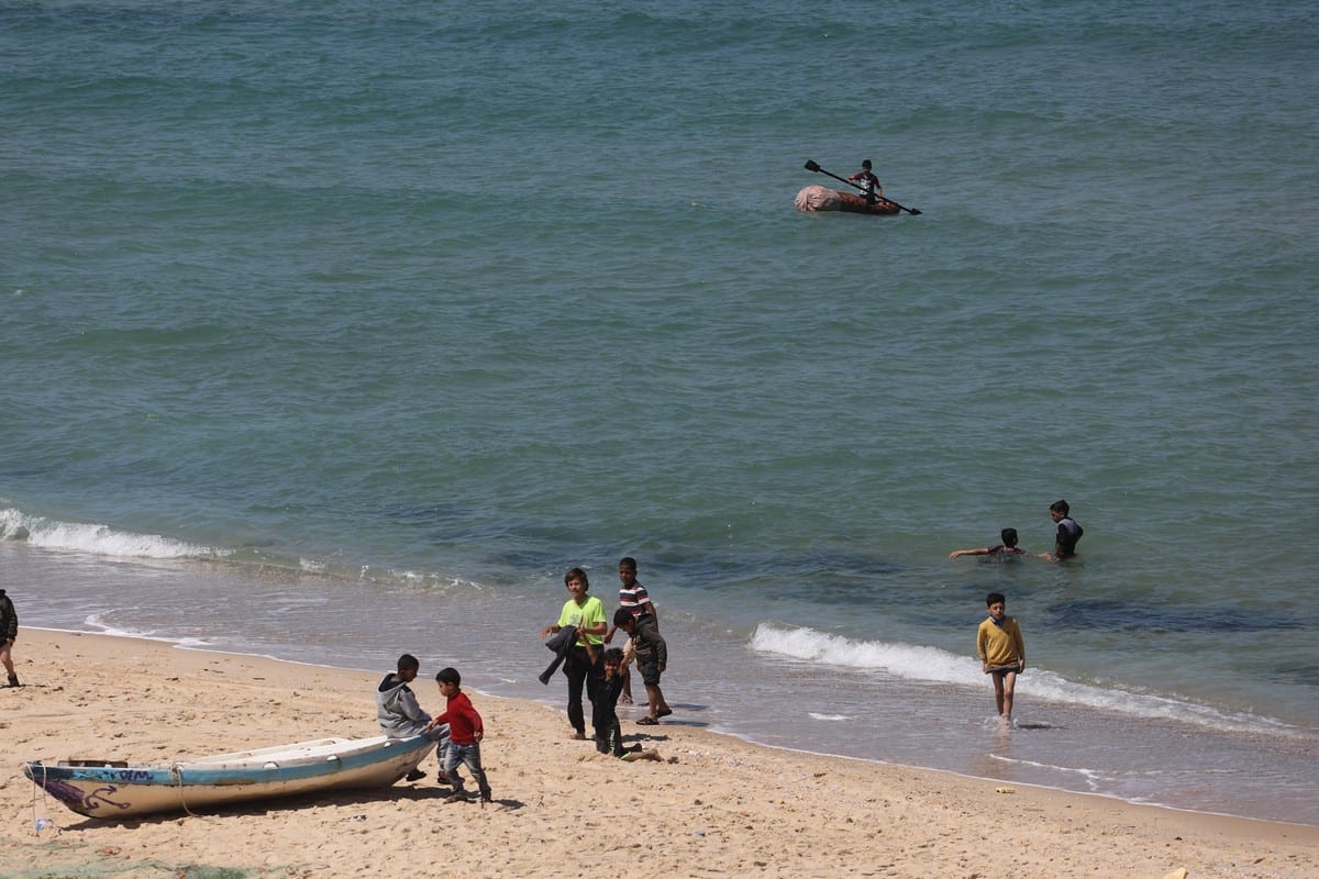 Children cool down and stay afloat in Gaza – Middle East Monitor