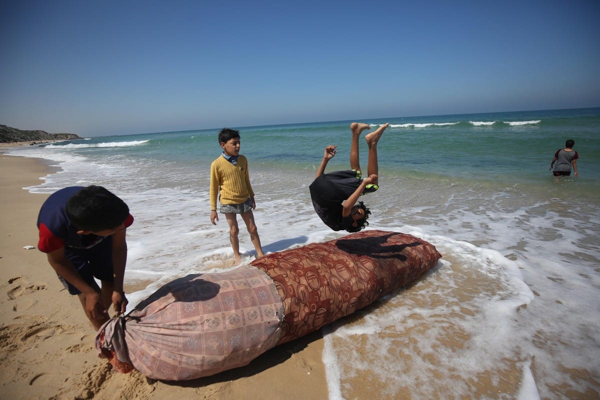 Children cool down and stay afloat in Gaza – Middle East Monitor