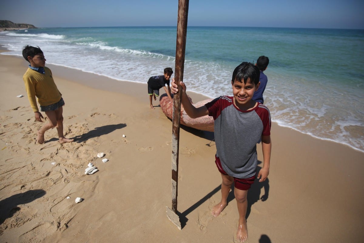 Children cool down and stay afloat in Gaza – Middle East Monitor