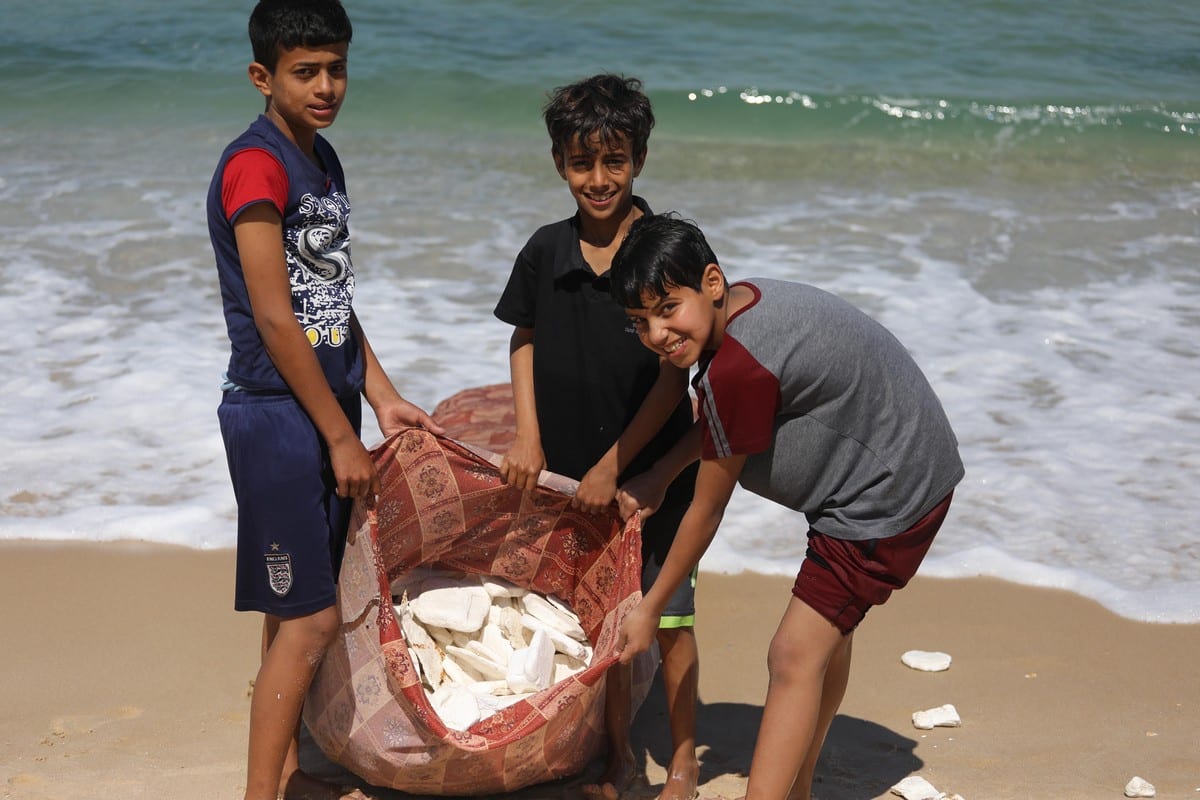 Children cool down and stay afloat in Gaza – Middle East Monitor