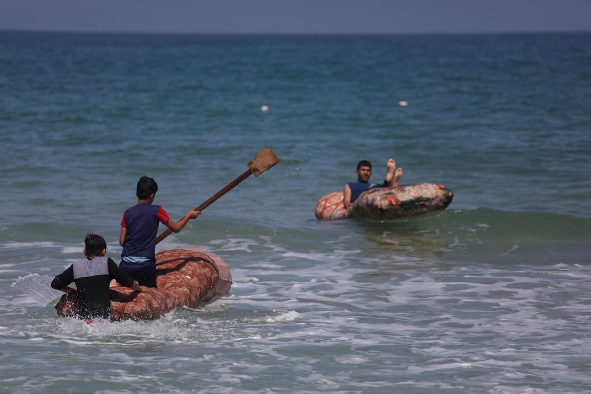 Children cool down and stay afloat in Gaza – Middle East Monitor