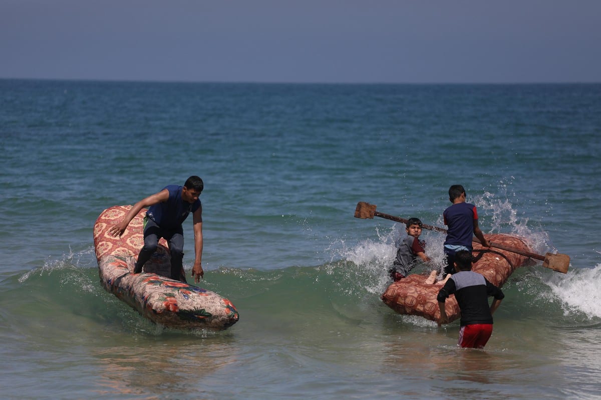Children cool down and stay afloat in Gaza – Middle East Monitor