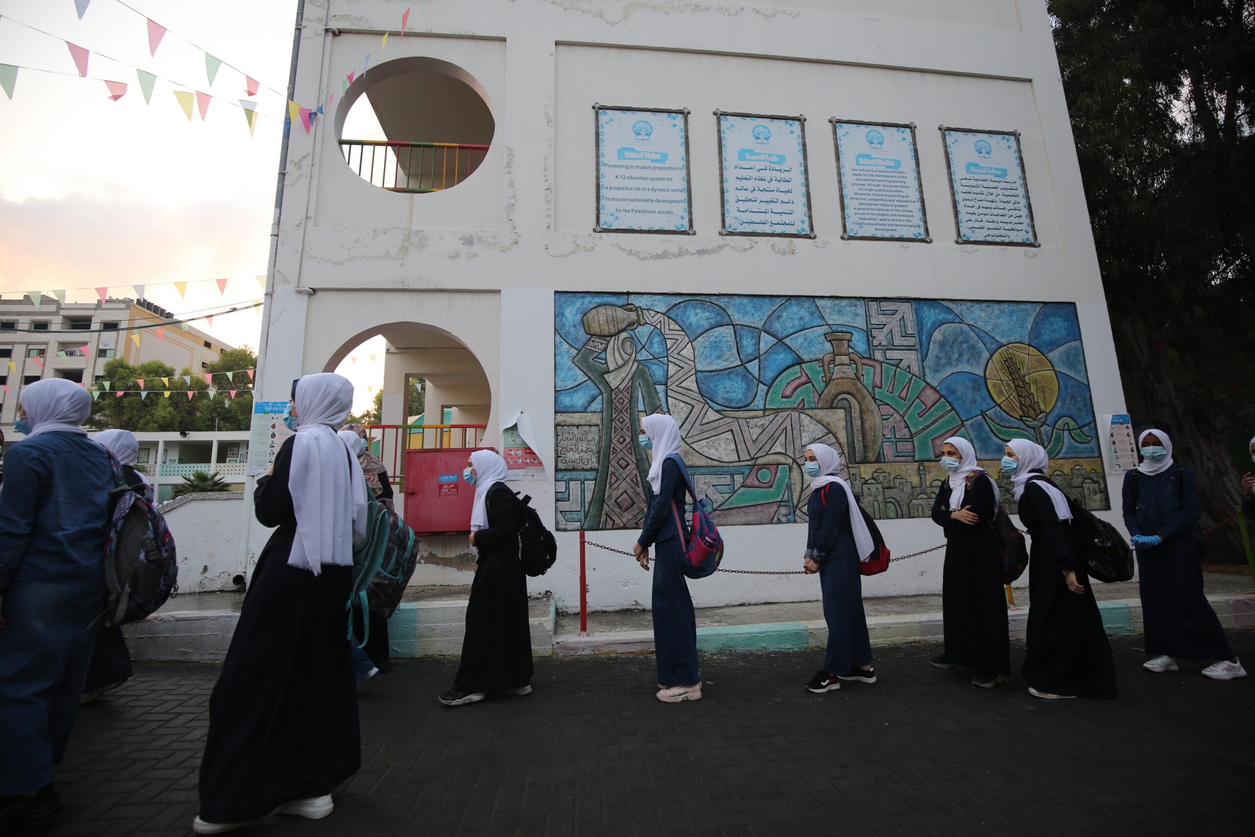 Gaza high school students return following closures – Middle East Monitor