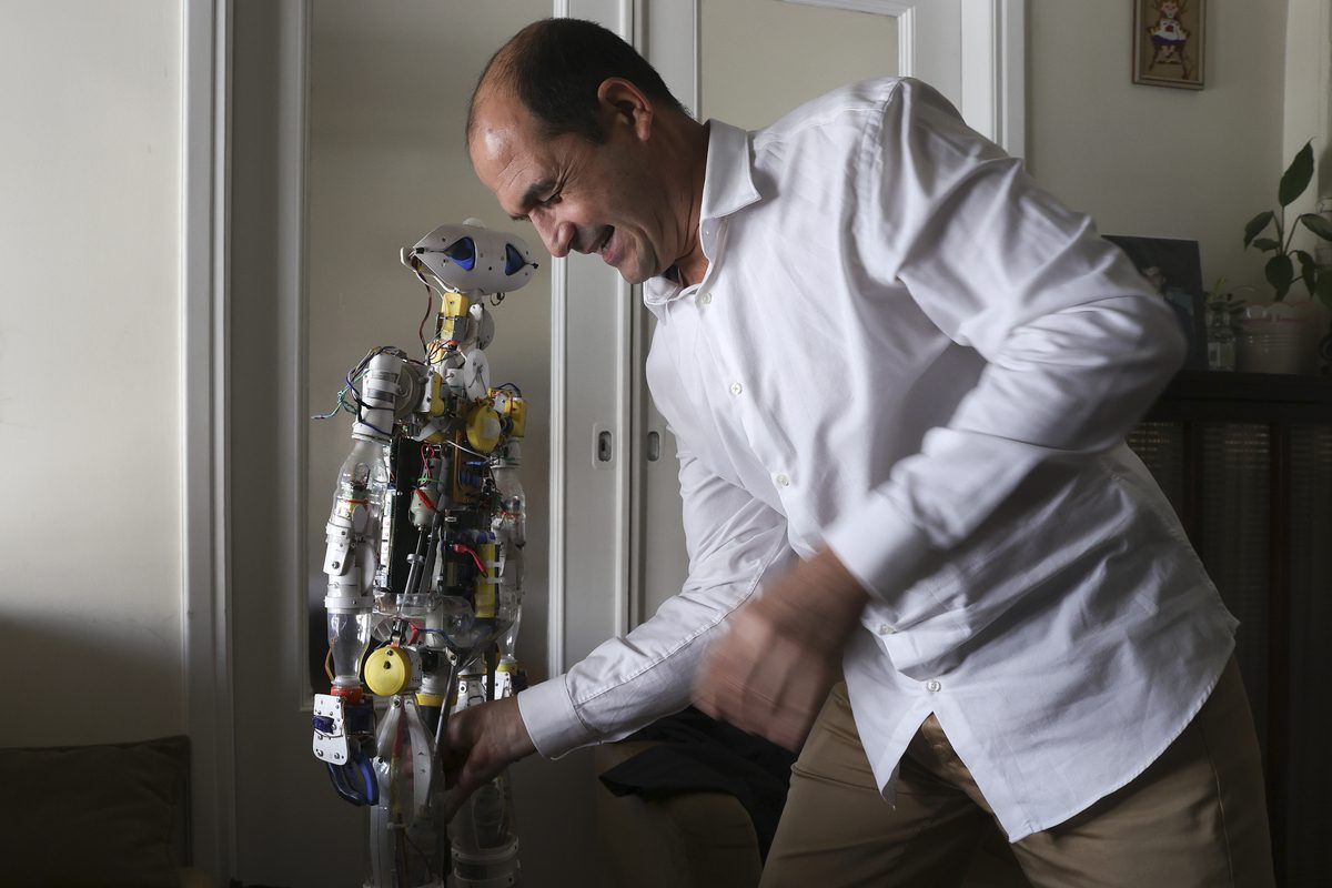 Afghan refugee Karimi inspires other refugees with his robot – Middle ...