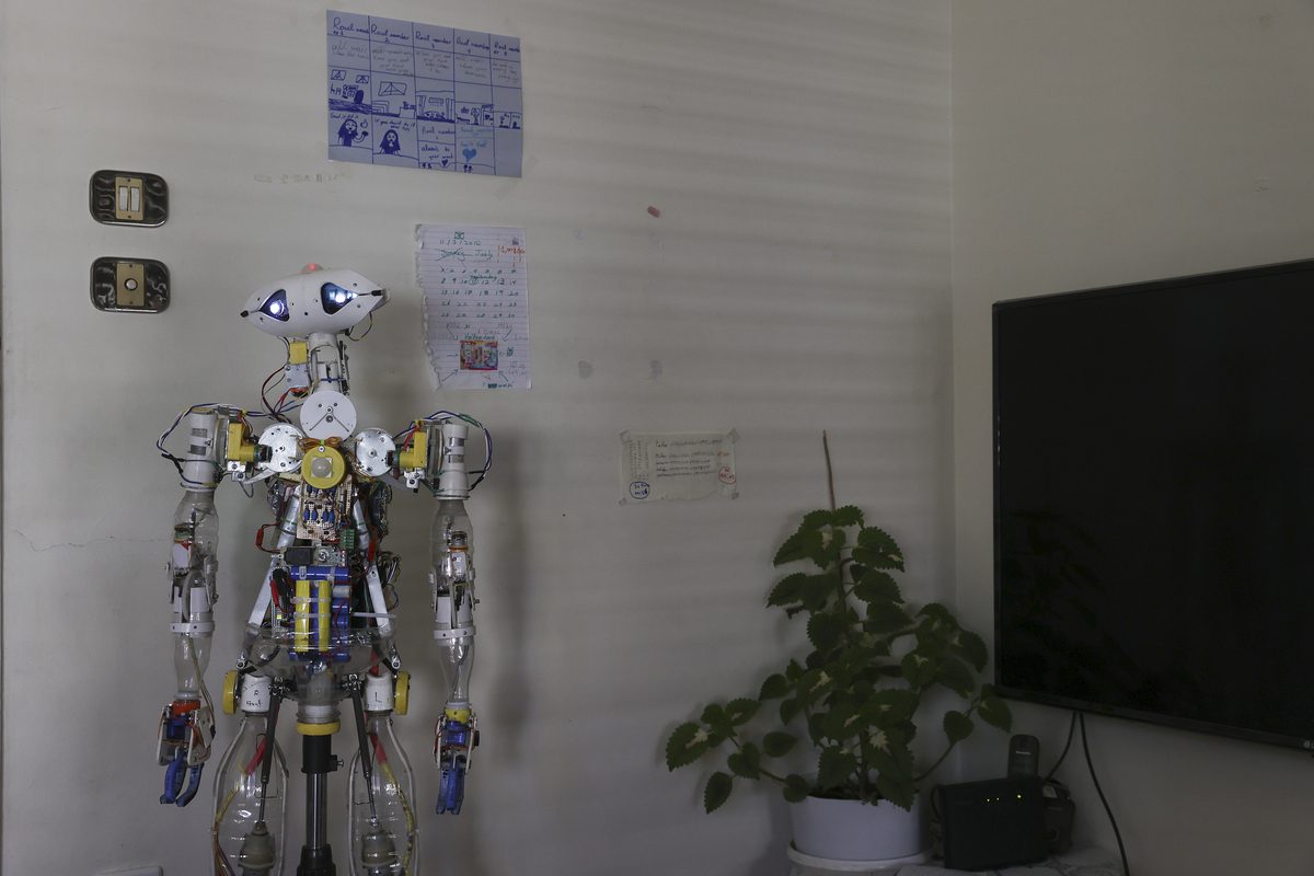 Afghan refugee Karimi inspires other refugees with his robot – Middle ...
