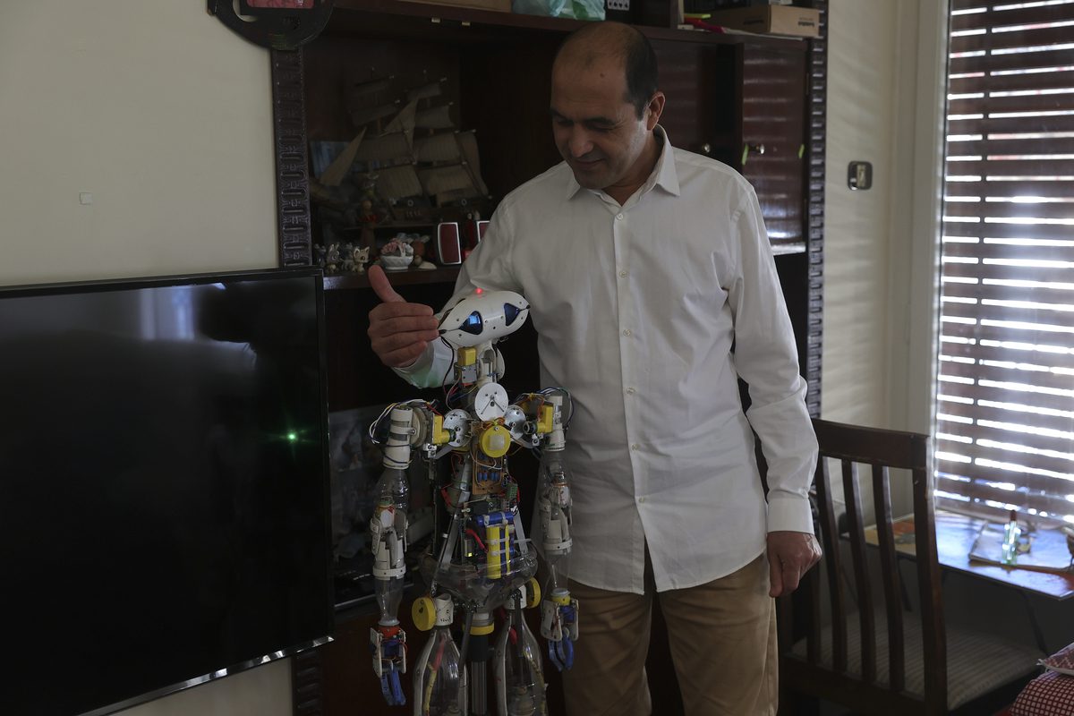 Afghan refugee Karimi inspires other refugees with his robot – Middle ...