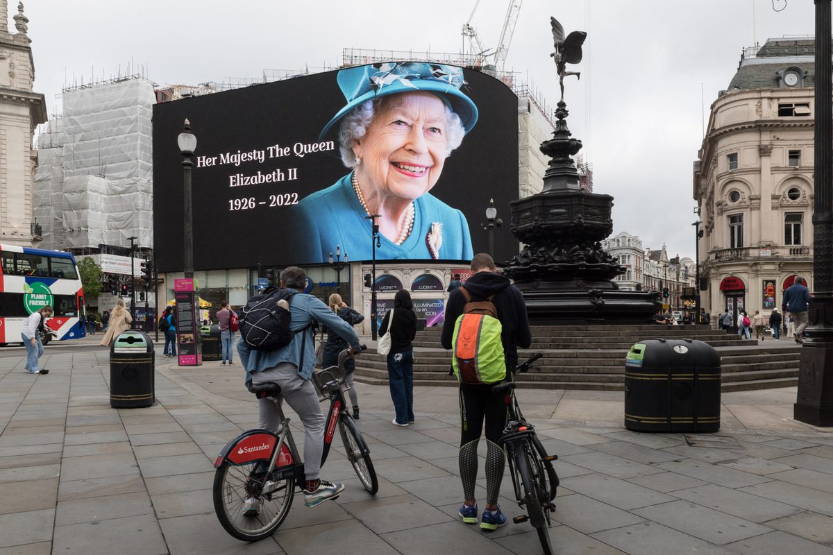 Tributes to Queen Elizabeth II in London – Middle East Monitor