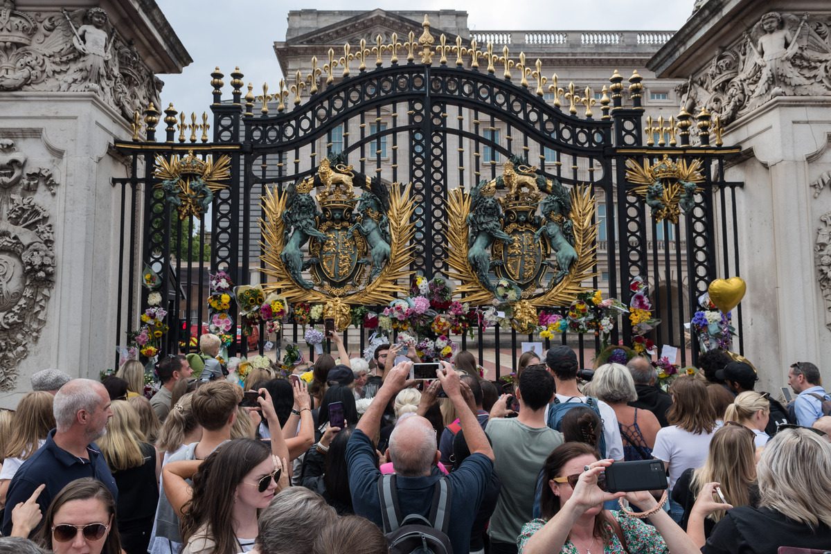 Tributes to Queen Elizabeth II in London – Middle East Monitor