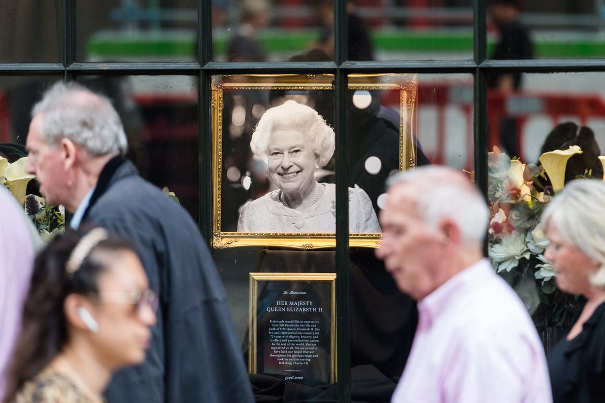 Tributes to Queen Elizabeth II in London – Middle East Monitor