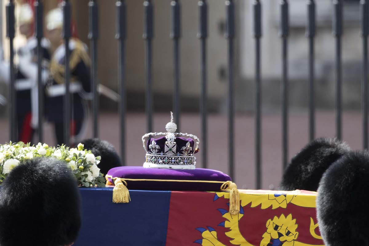 Coffin Carrying Queen Elizabeth II Is Transferred From Buckingham ...