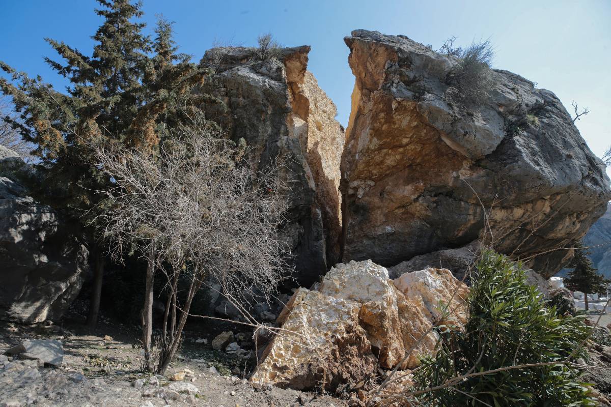 Massive rock triggered by earthquakes hits 1-storey-house in Adiyaman ...