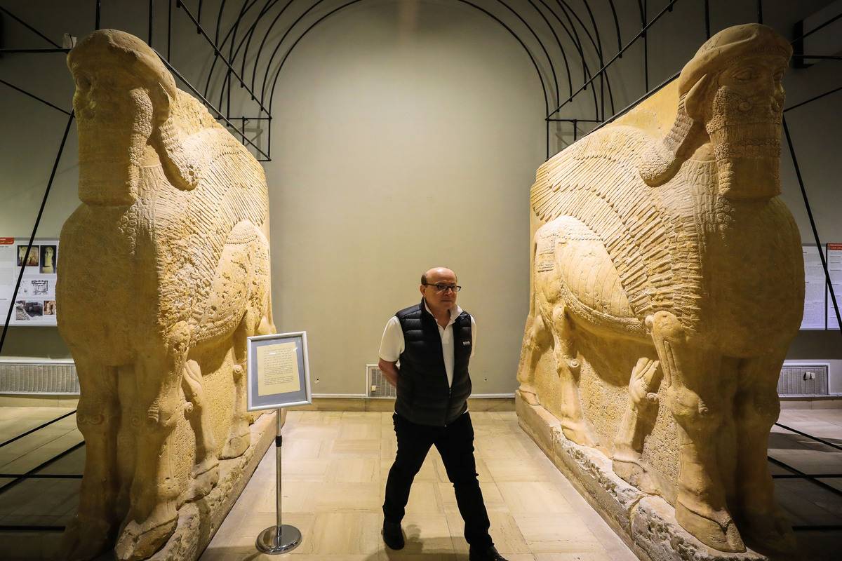 The National Museum of Iraq contains thousands of artifacts within ...