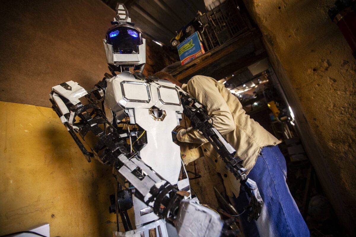 Young Sudan inventor utilises electronic waste to build robots – Middle ...