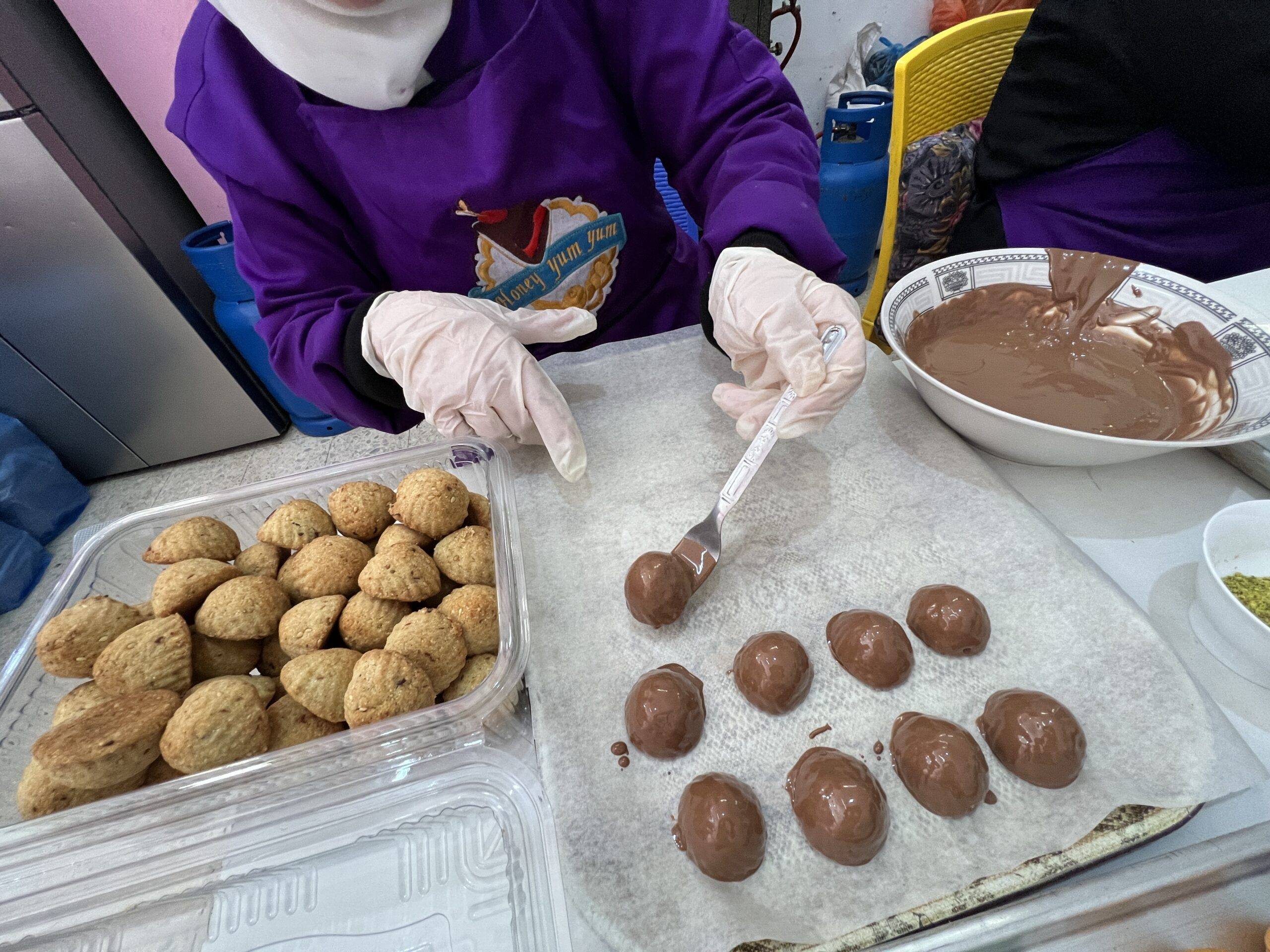 Palestinian Eid date biscuits with a sweet twist – Middle East Monitor