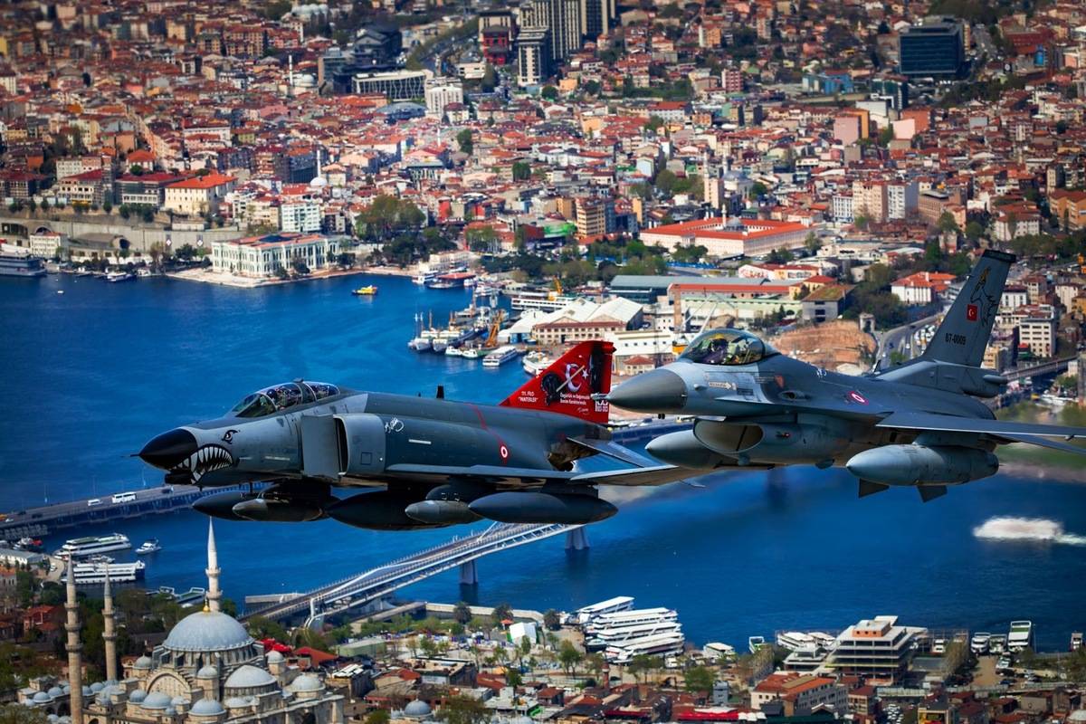 Turkish Air Forces perform salute flight above the Bosphorus – Middle ...