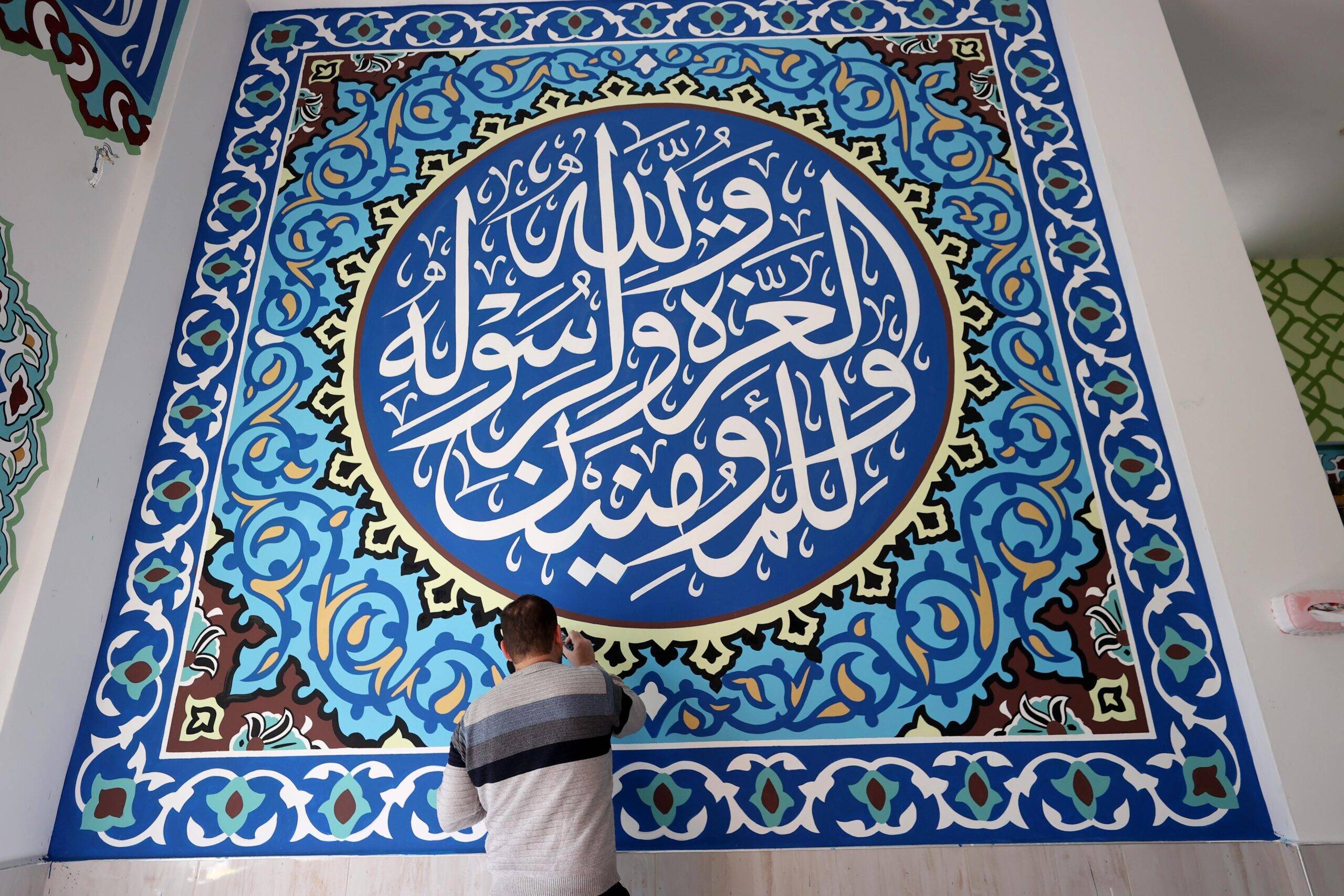 Palestinian calligrapher transforms mosque interiors – Middle East Monitor