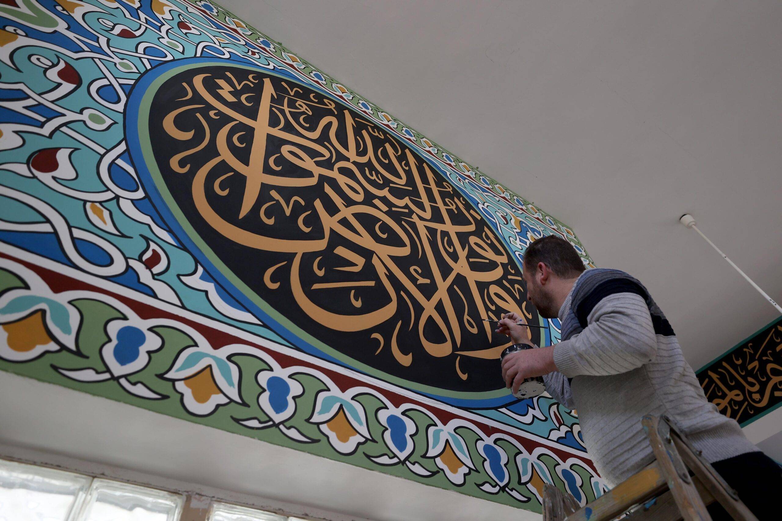 Palestinian calligrapher transforms mosque interiors – Middle East Monitor