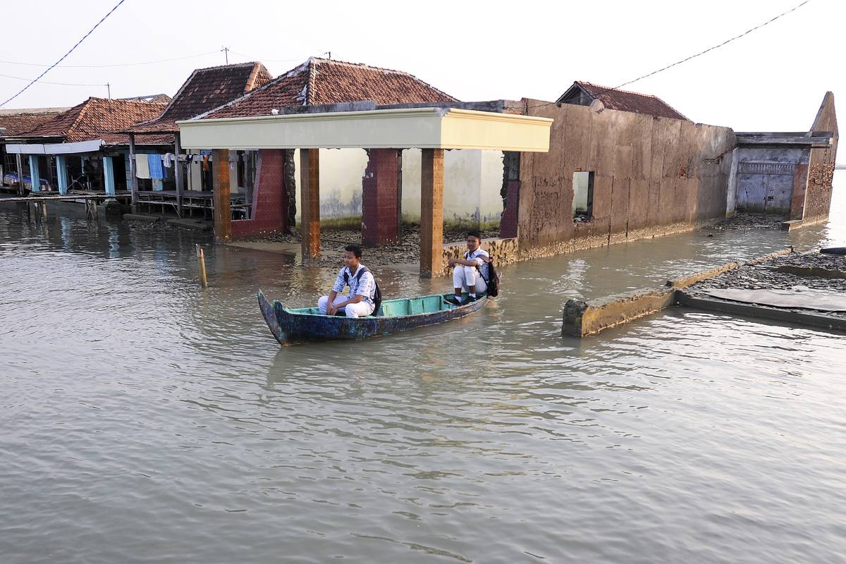 Tidal wave hits Indonesia’s Demak – Middle East Monitor