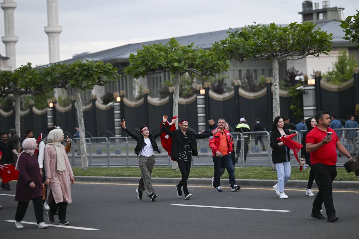 Erdogan supporters celebrate after Turkiye’s presidential runoff ...