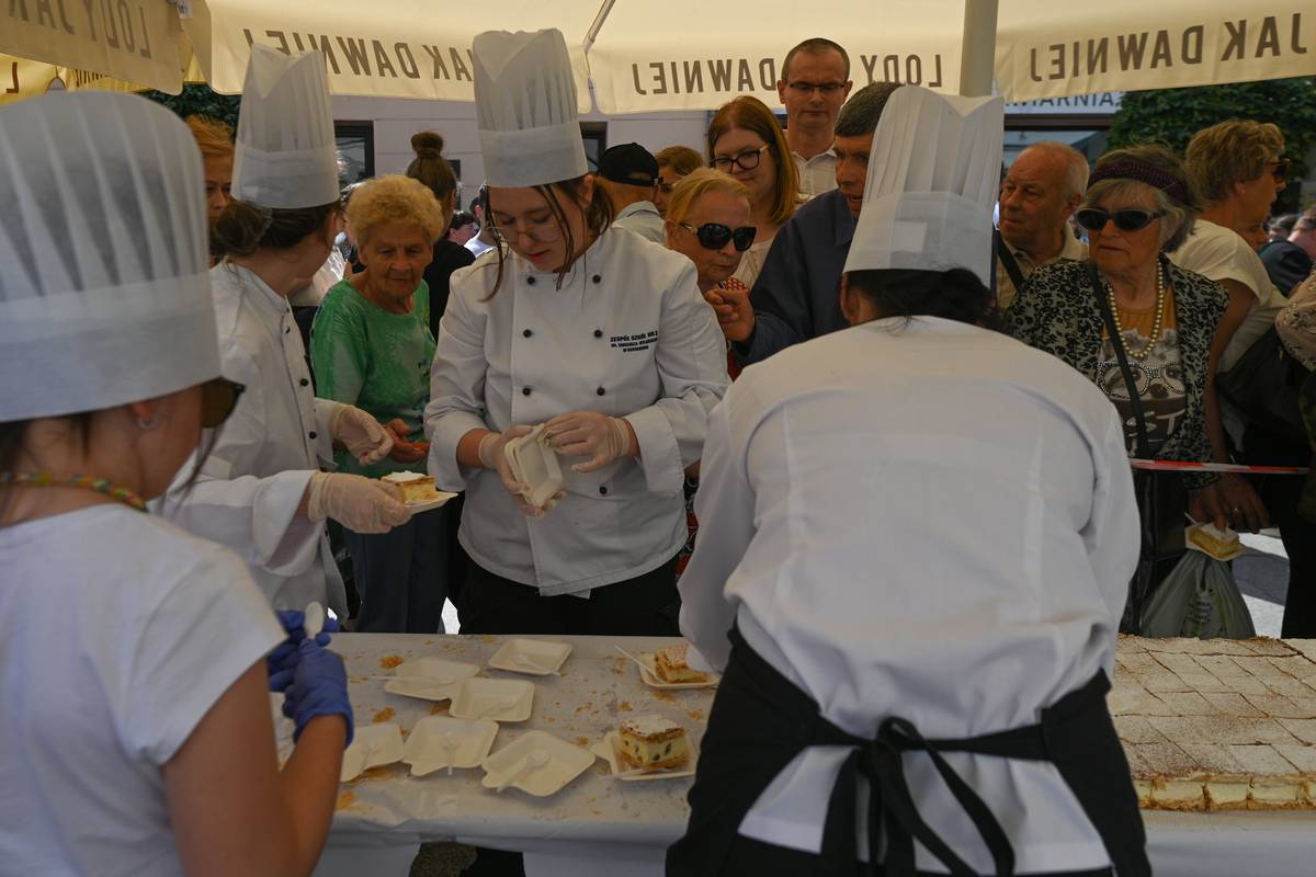 The world’s biggest ‘Papal Cake’ made in Rzeszow – Middle East Monitor