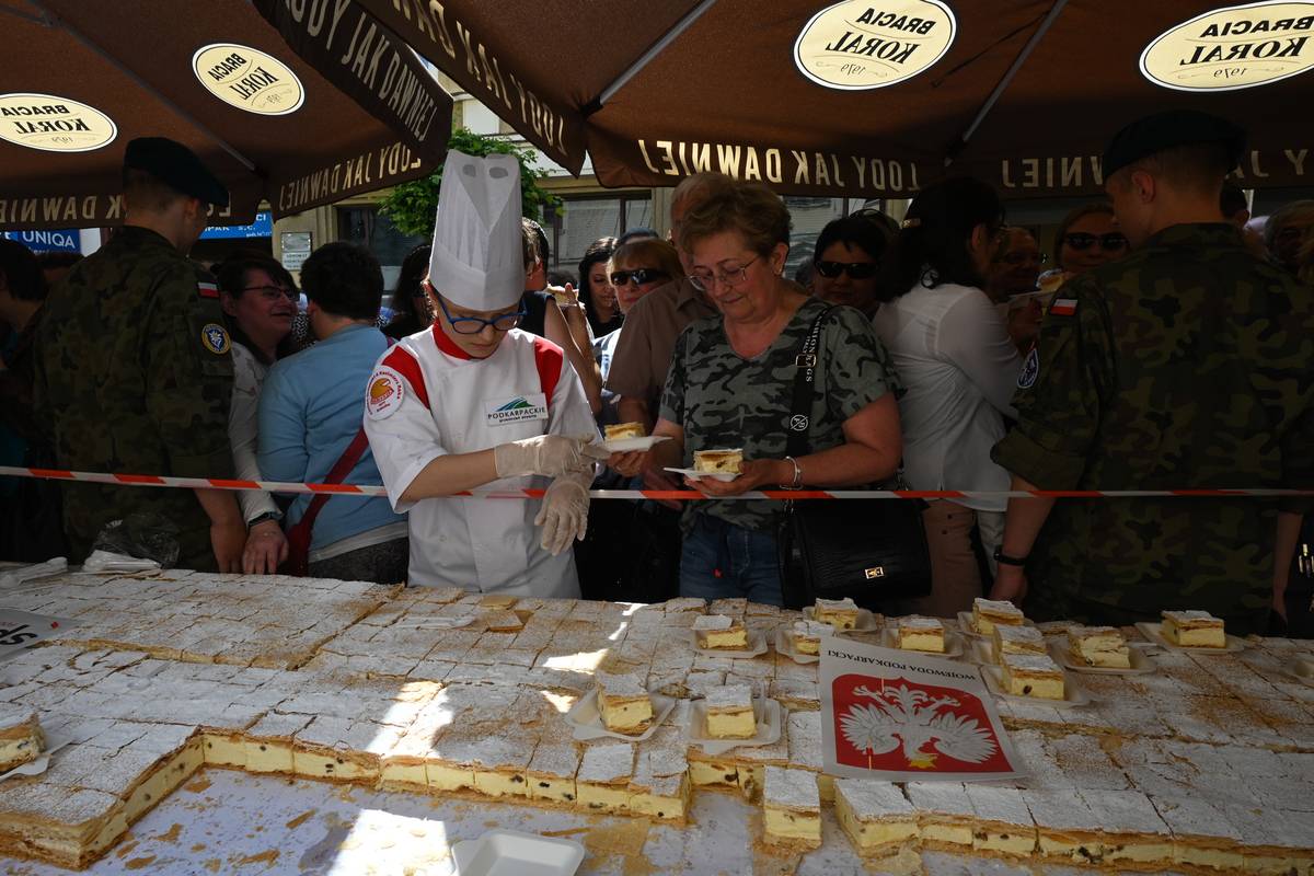 The world’s biggest ‘Papal Cake’ made in Rzeszow – Middle East Monitor
