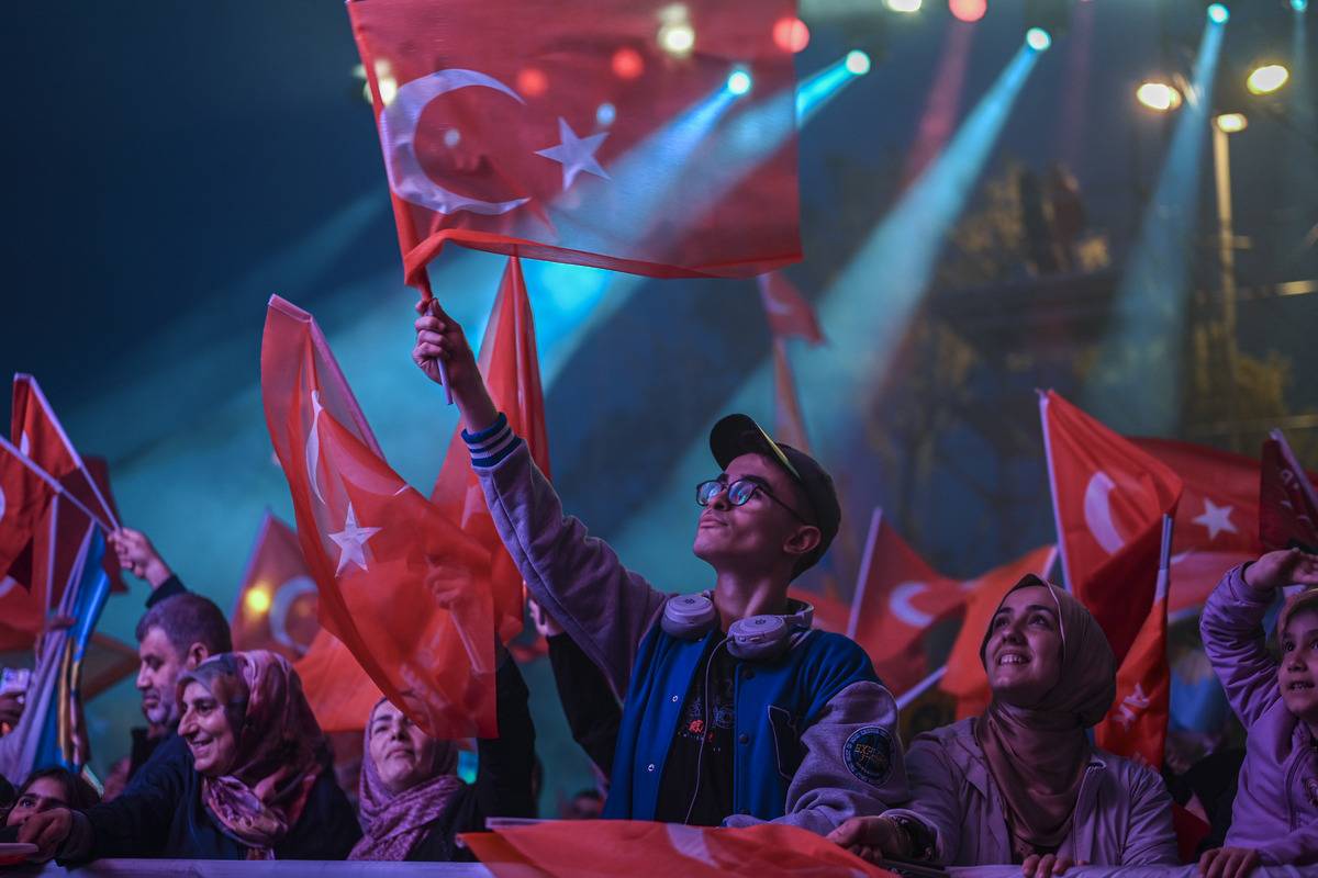 Erdogan supporters celebrate in Istanbul after Turkiye’s presidential ...
