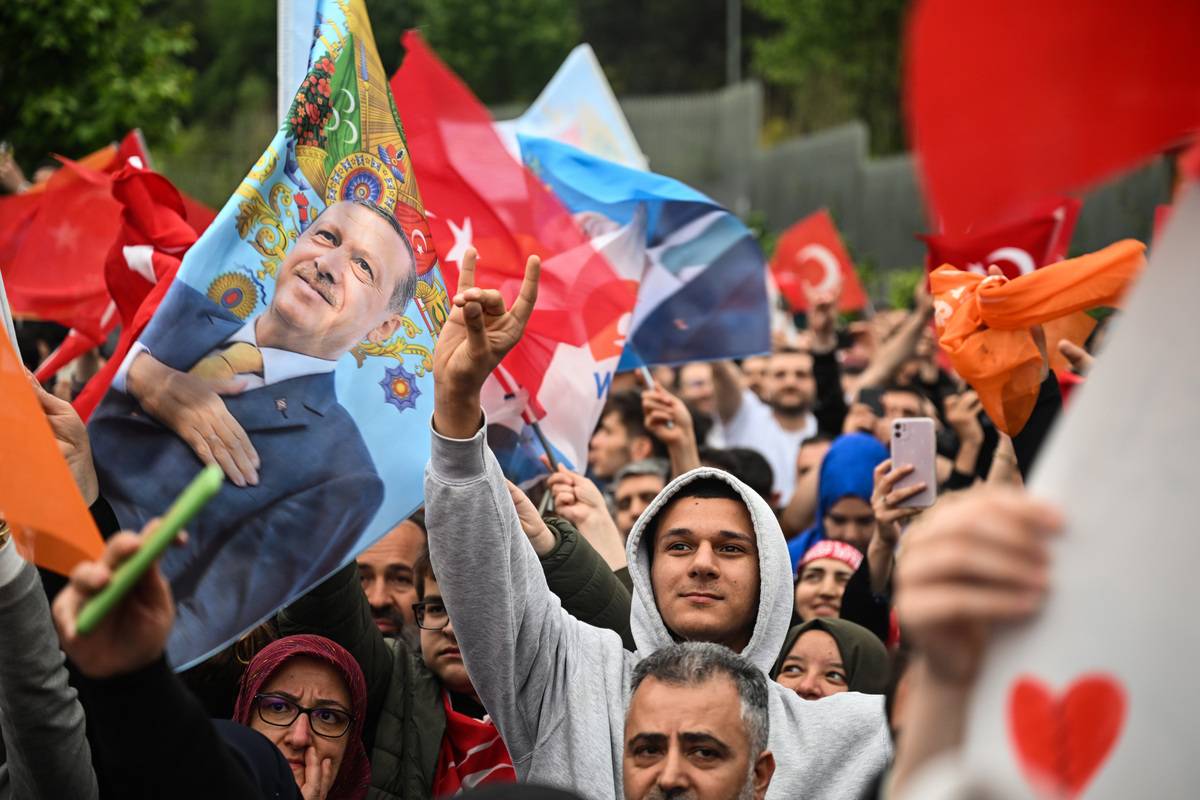 Erdogan supporters celebrate after Turkiye’s presidential runoff ...