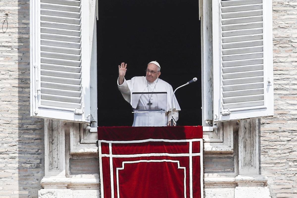 Pope Francis returns to celebrate the Angelus after surgery – Middle ...